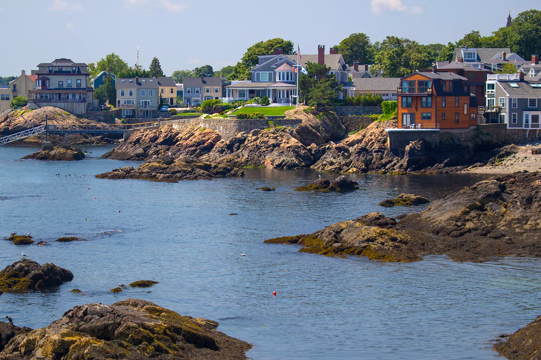 Vista del puerto rocoso y la ciudad de Marblehead, Massachussetts, Estados Unidos.