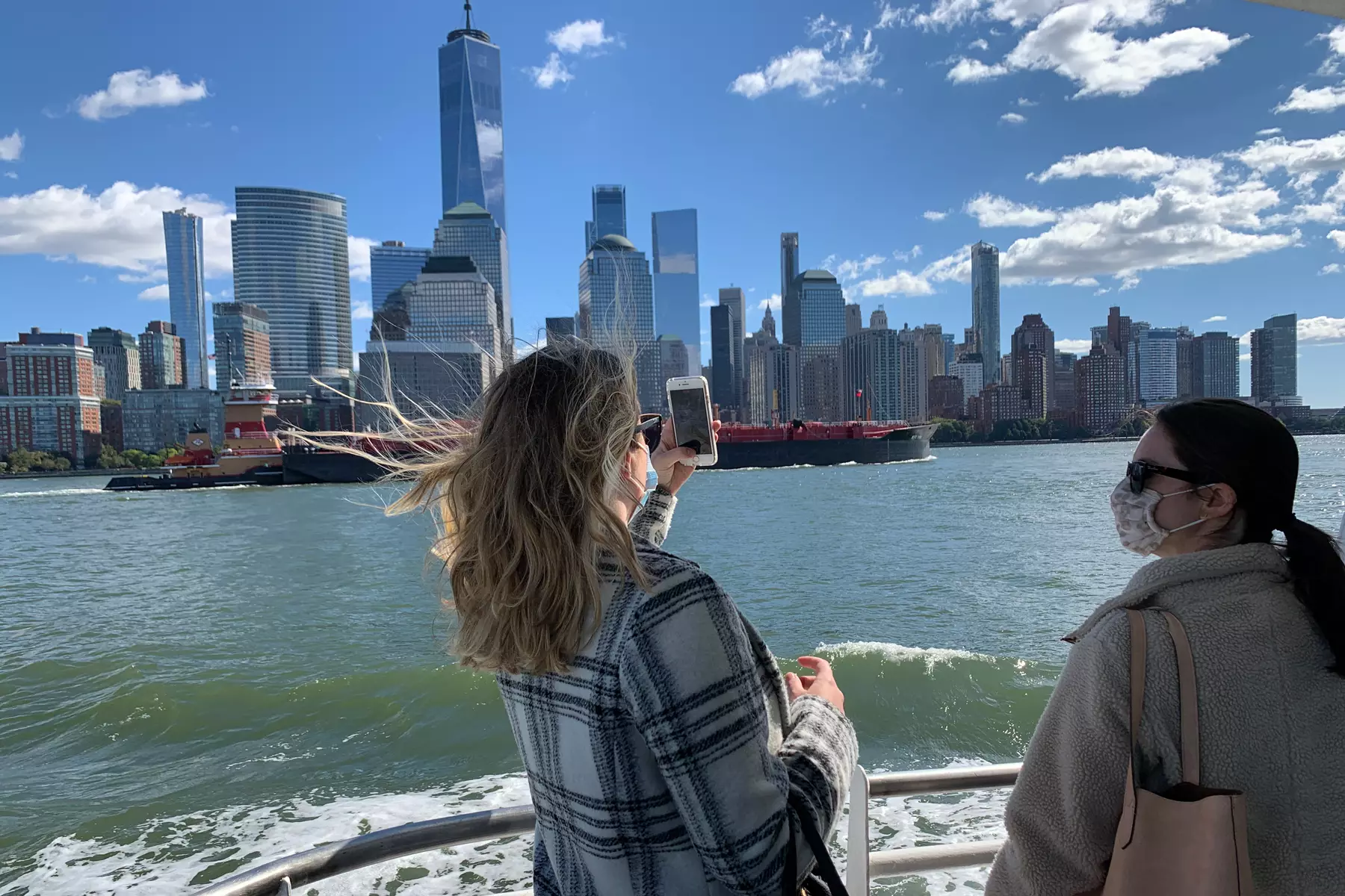 Kreuzfahrtpassagiere auf der Hudson Circle Line Kreuzfahrt entlang der Innenstadt von Manhattan