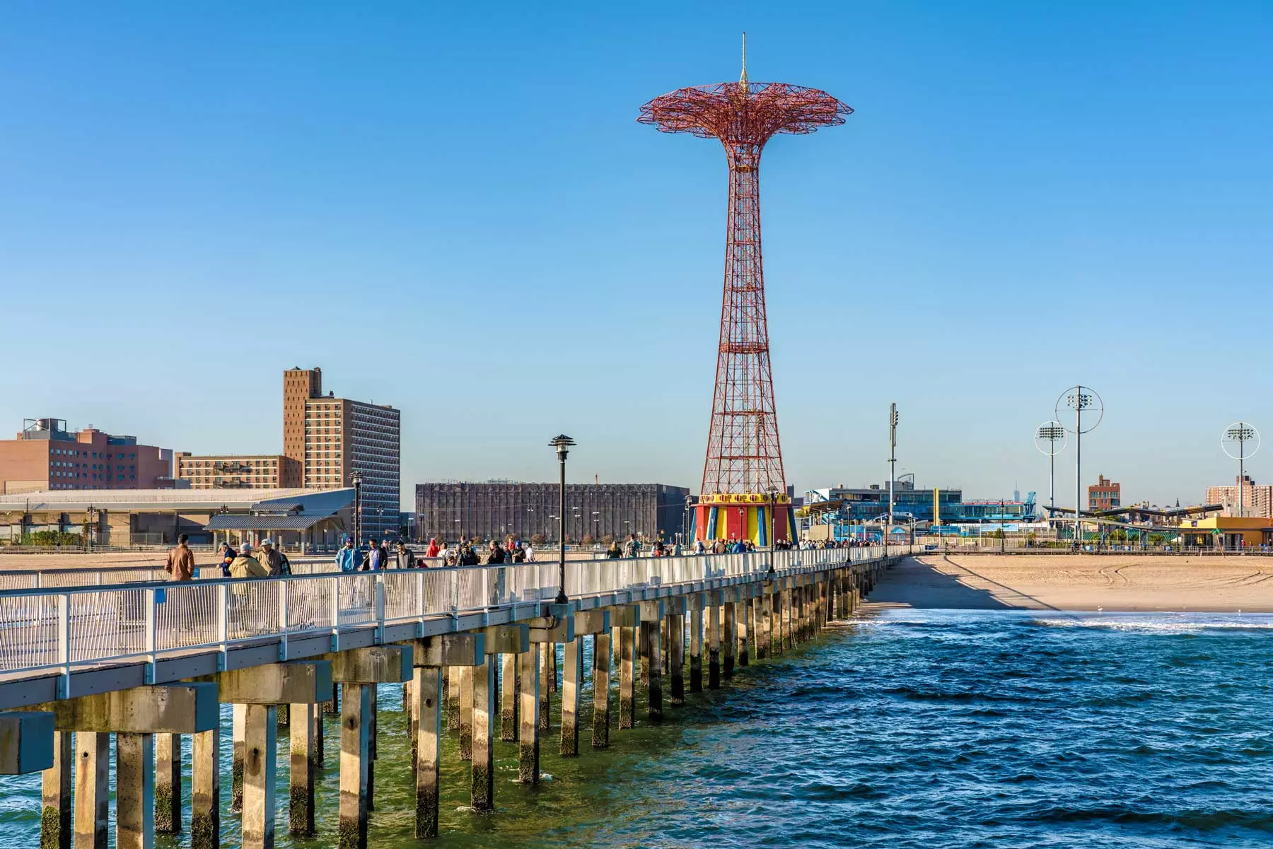 Ĉi tio estas vido de la moleo kaj akvorando en Coney Island la 14-an de oktobro 2019 en Novjorko