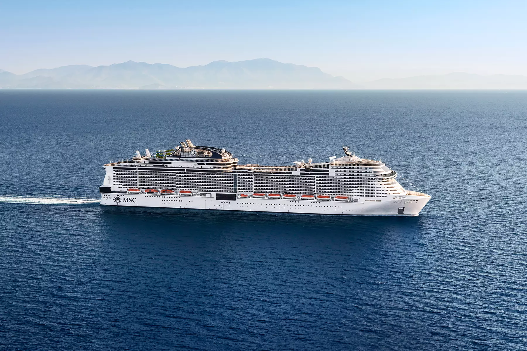 MSC Virtuosa zeilen op de oceaan