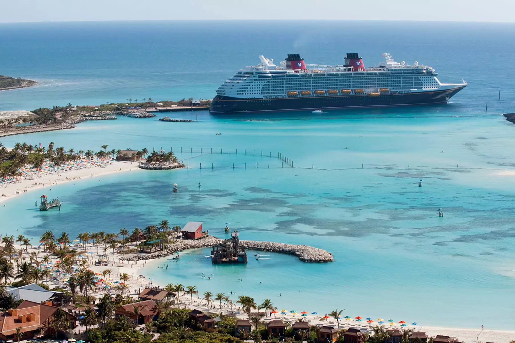 Disney Dream leggur að bryggju í Castaway Cay