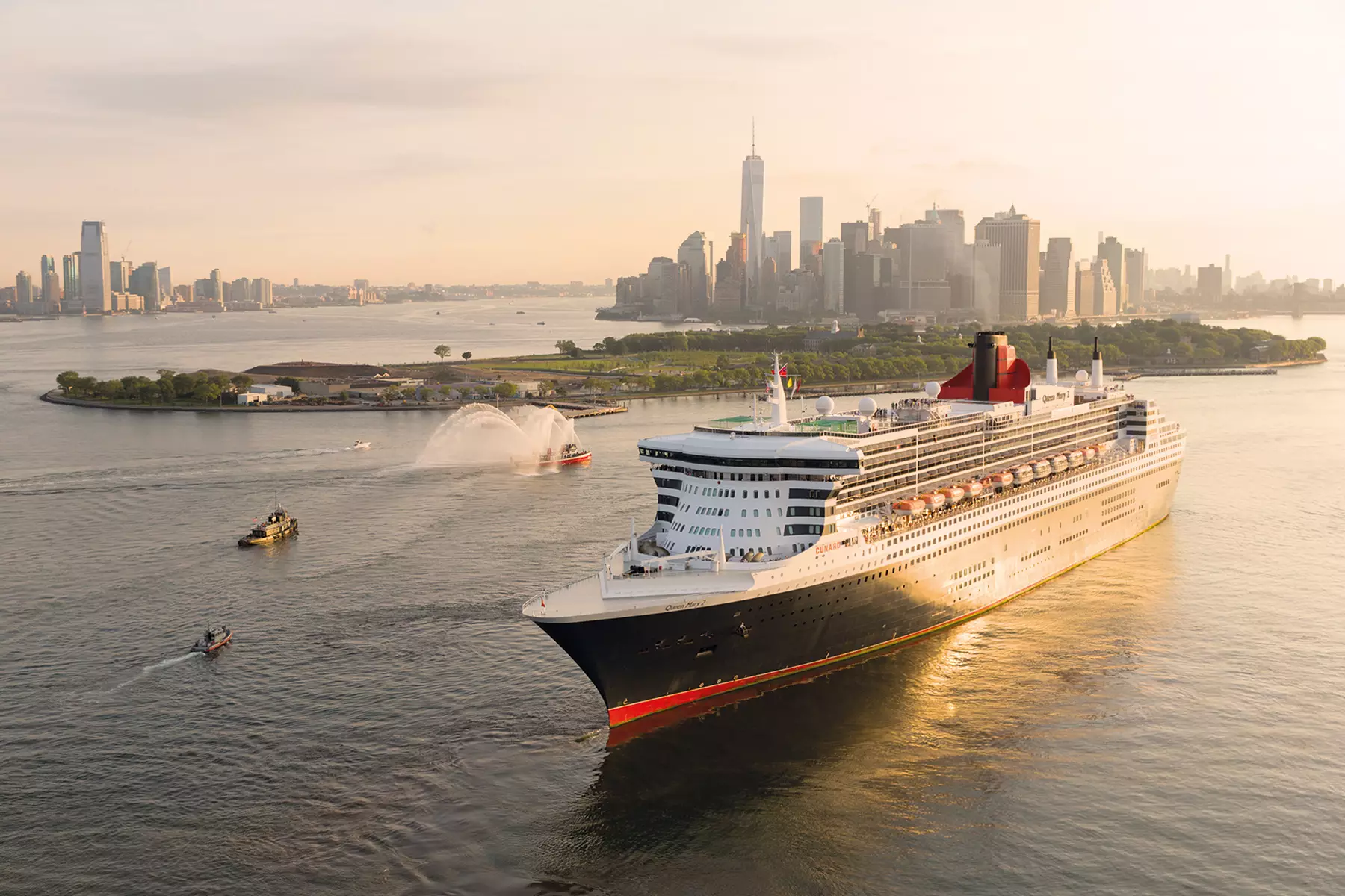 Queen Mary2 kemur til NYC fagnar Cunard Line 175