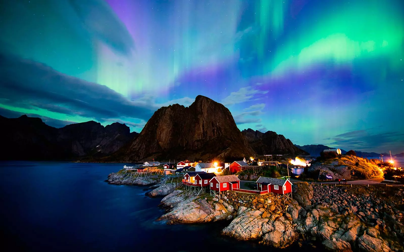 កោះ lofoten នៃប្រទេសន័រវេស ពន្លឺភាគខាងជើងនៃតំបន់ Aurora borealis អាកទិក