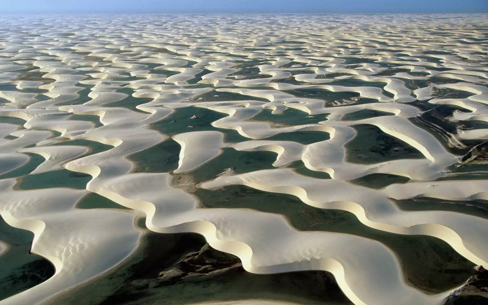 Сини лагуни Бразилски песочни дини Националниот парк Ленсоа Маранхенс