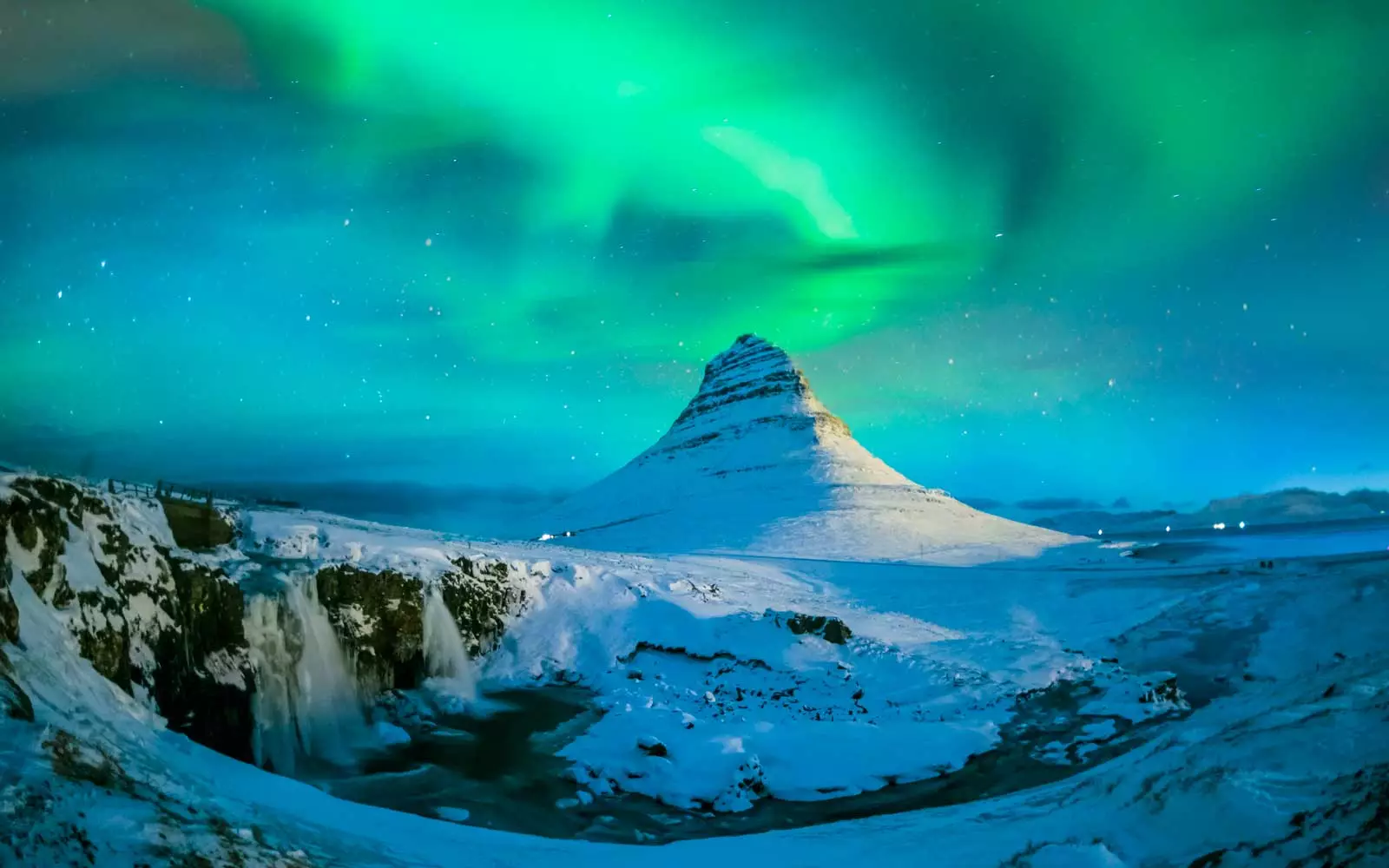 Cahaya utara di Gunung Kirkjufell, Islandia