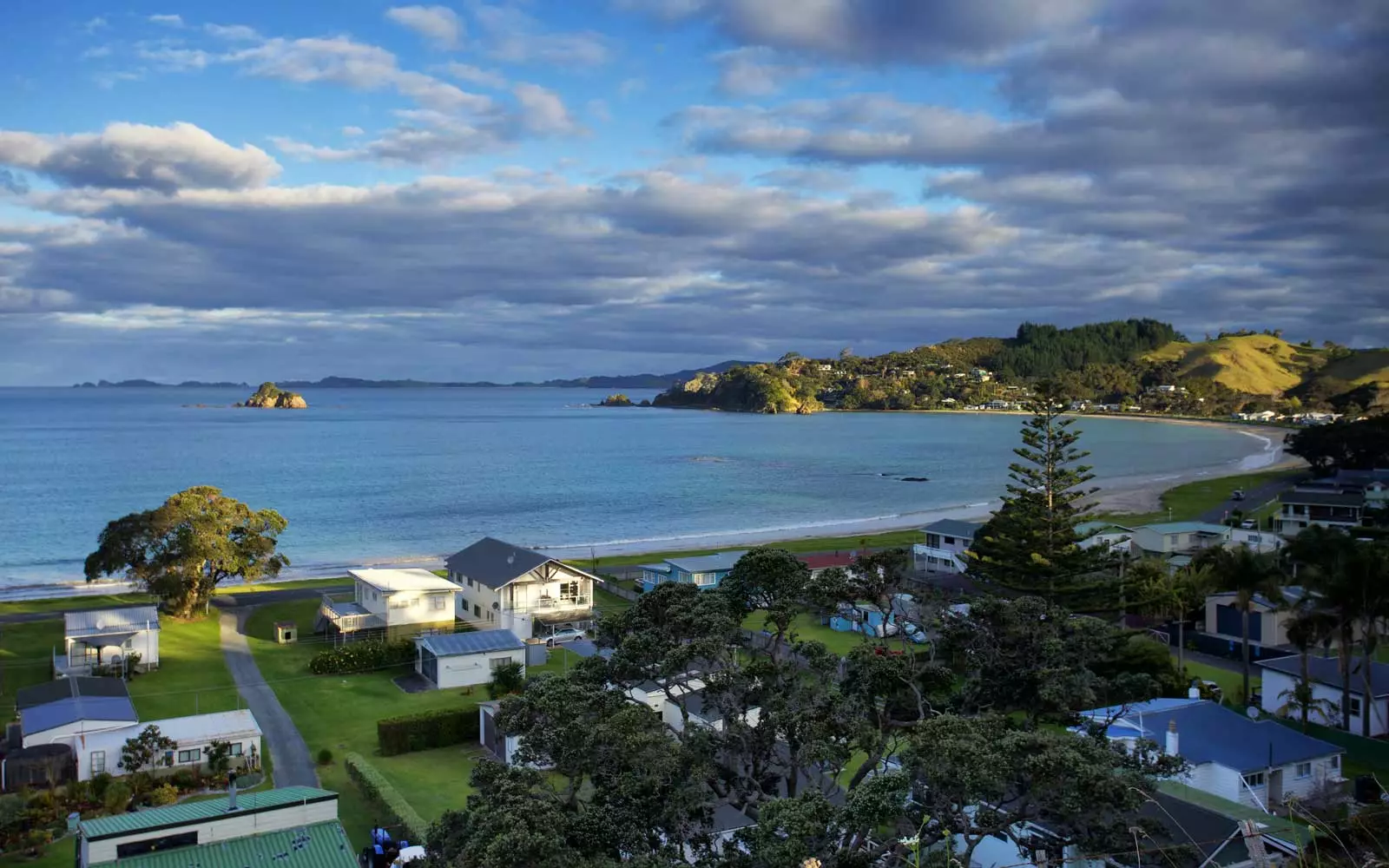 Teluk Oakura dan rumah liburan, Northland, Selandia Baru