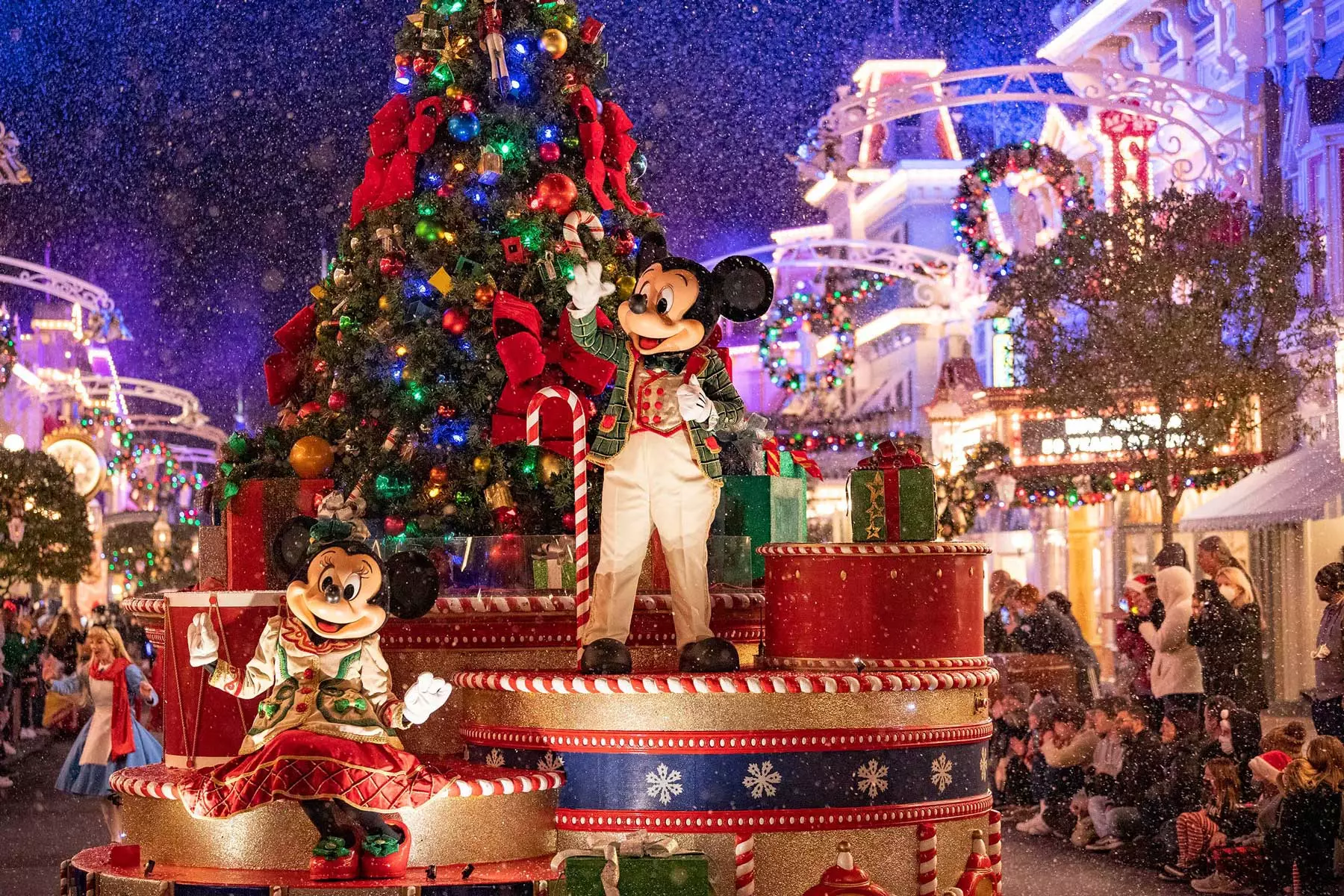 Mickey und Minnie während der nächtlichen Feiertags-Weihnachtsparade