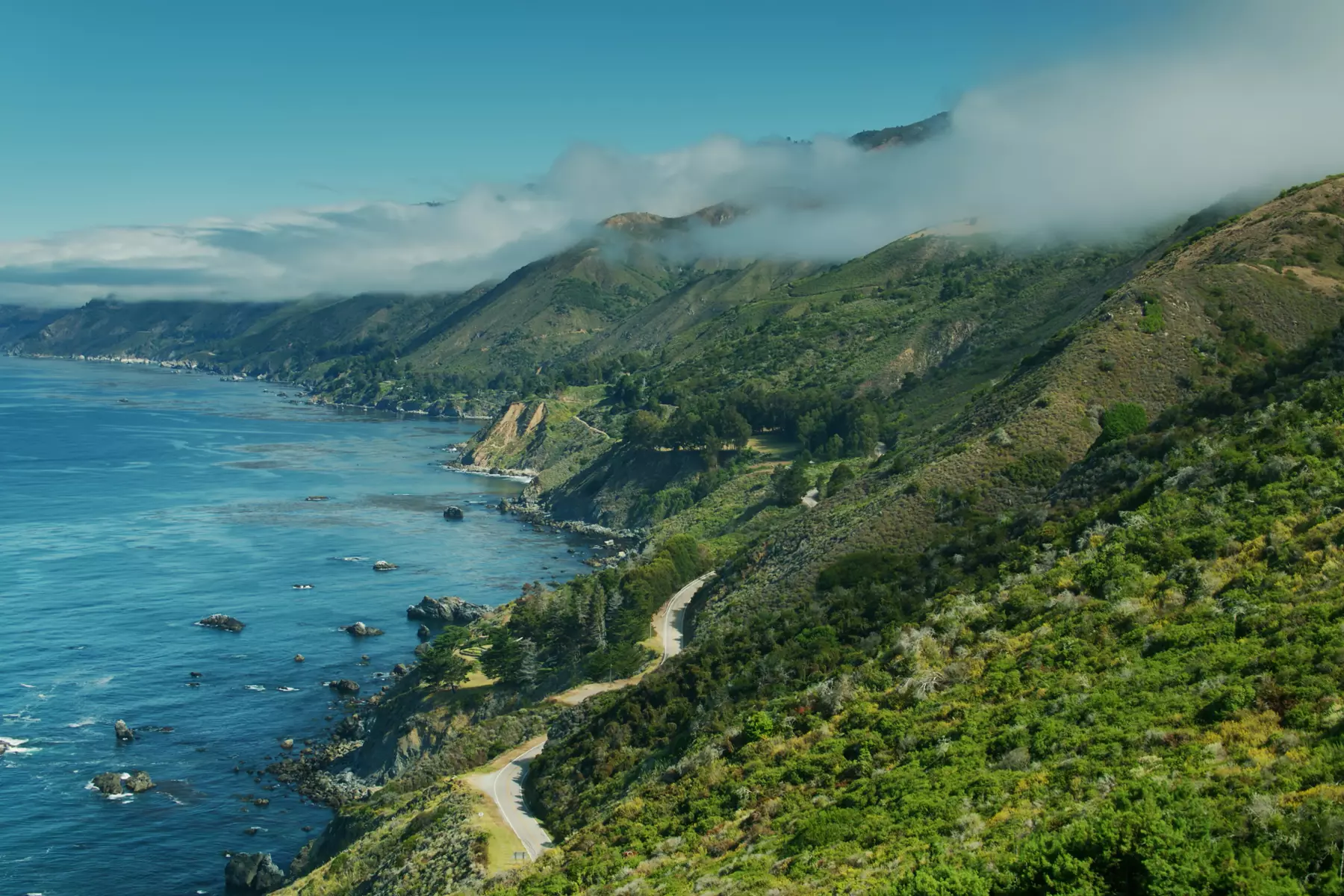 Luchtfoto fan 'e ferneamde Big Sur-kust op in sinnige simmerdei yn Kalifornje.