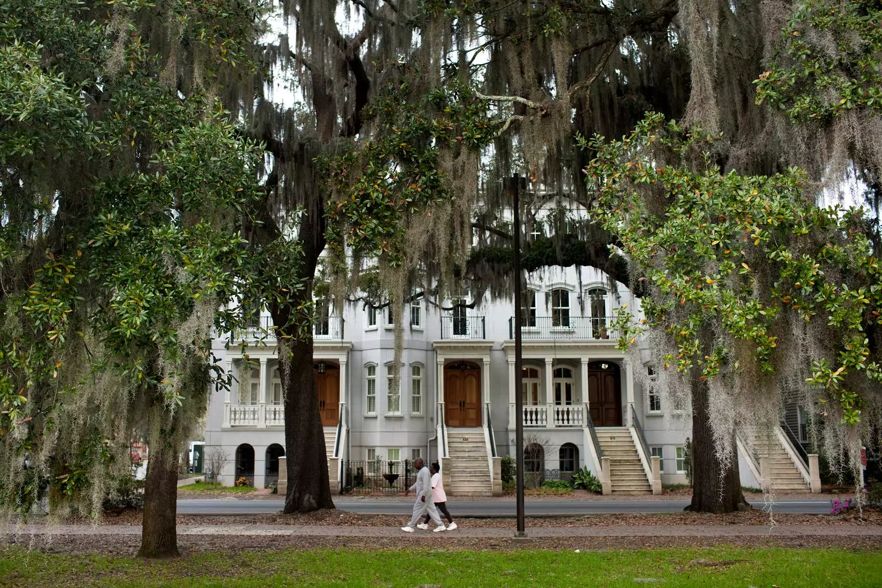 Pár se prochází podél Forsyth Park v Savannah, Georgia