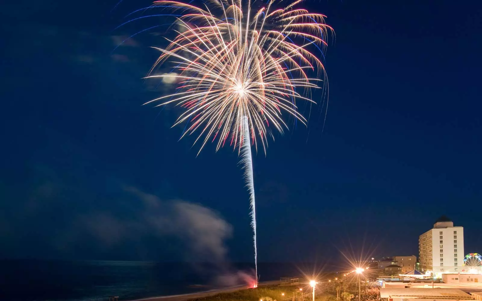 Fogos artificiais sobre a praia de Carolina, Carolina do Norte, Wilmington