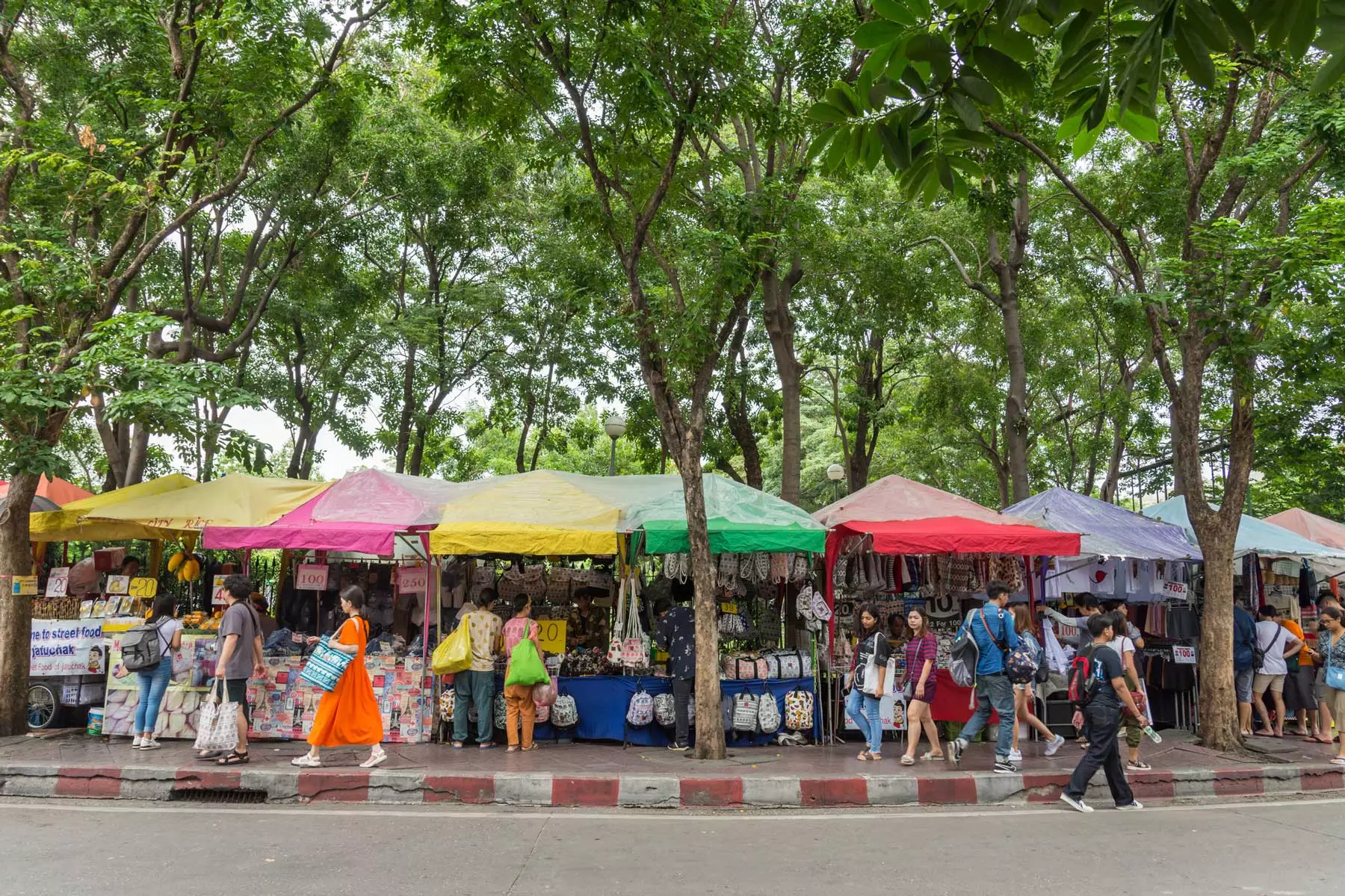 Чатучак ял көннәре базары - дөньядагы иң зур ял көннәренең берсе, Бангкок Таиланд.