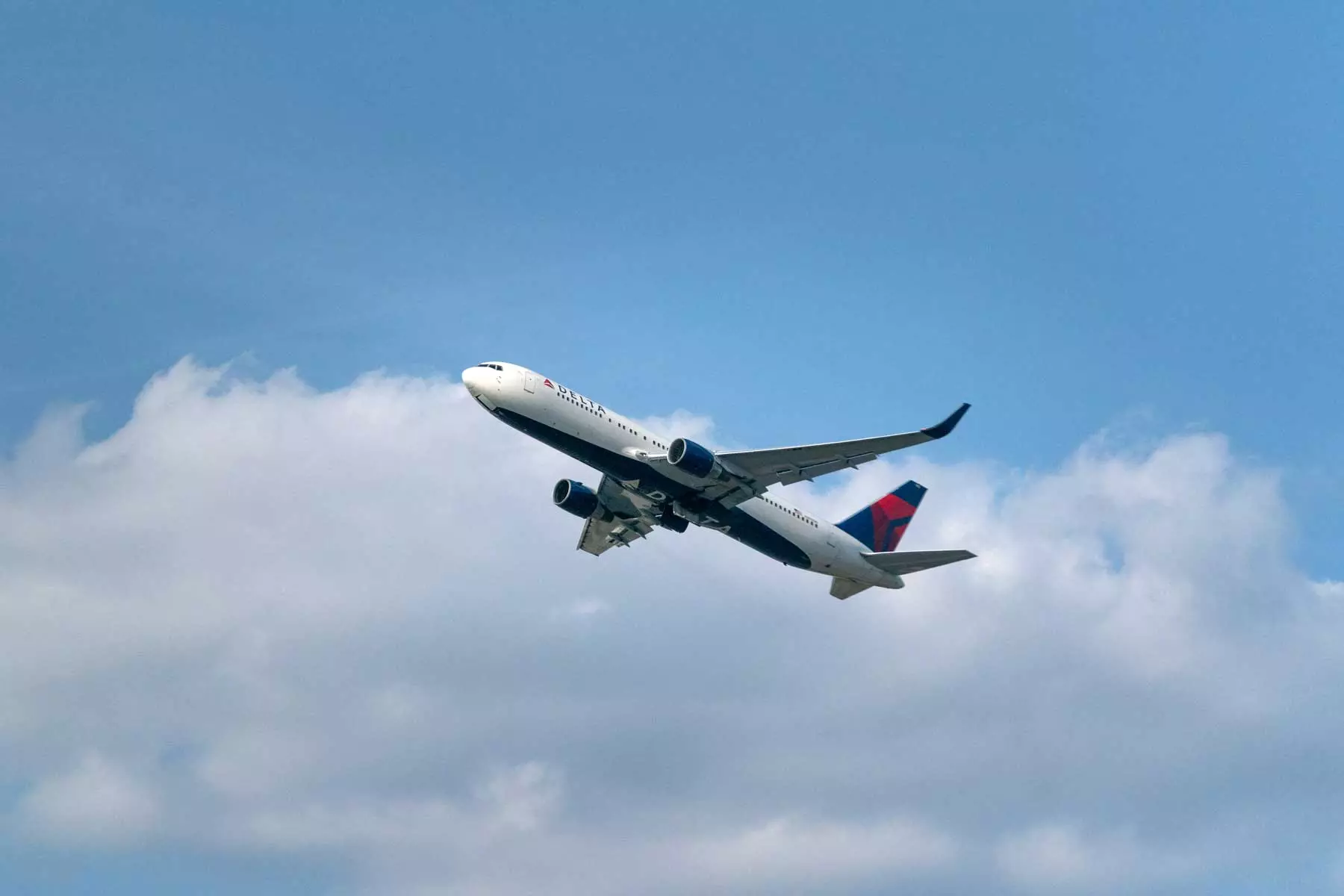 Ndege ya Delta Air Lines Inc. inyamuka pa Airport ya Hartsfield-Jackson Atlanta International ku Atlanta, Georgia, U.S., Lachitatu, Epulo 7, 2021.