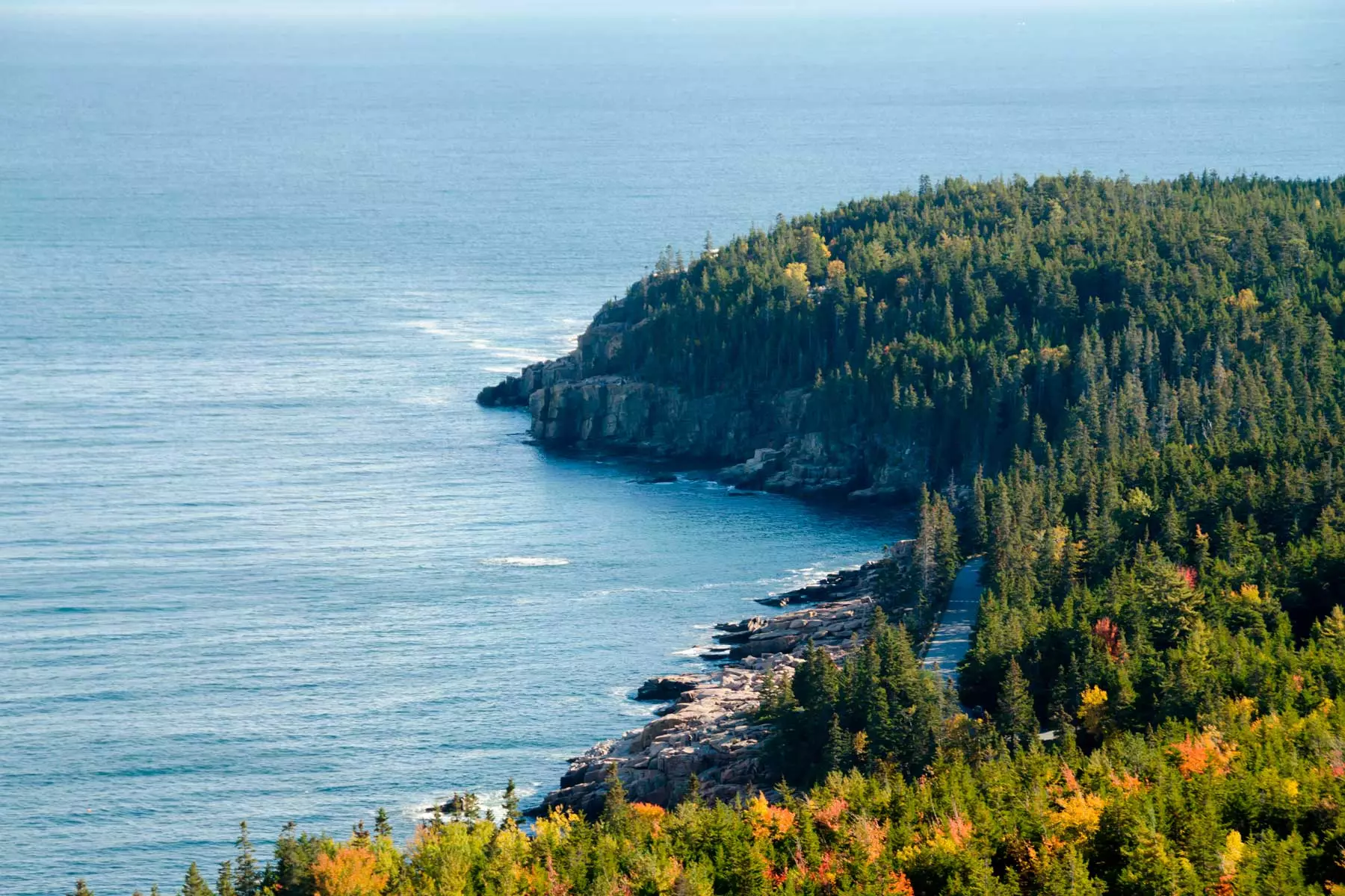 Scenic Park Loop Road lâns de rotsige kust yn Acadia National Park