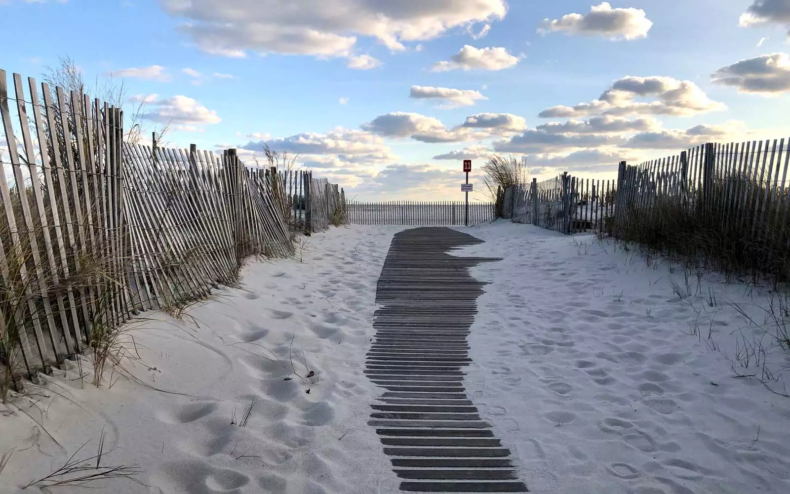 Cape May, NJ'de plaj girişi.