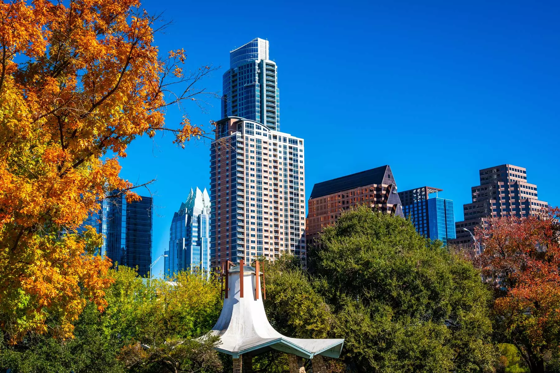 Colors de la tardor i vistes emblemàtiques d'Austin, Texas, sobre l'horitzó del centre