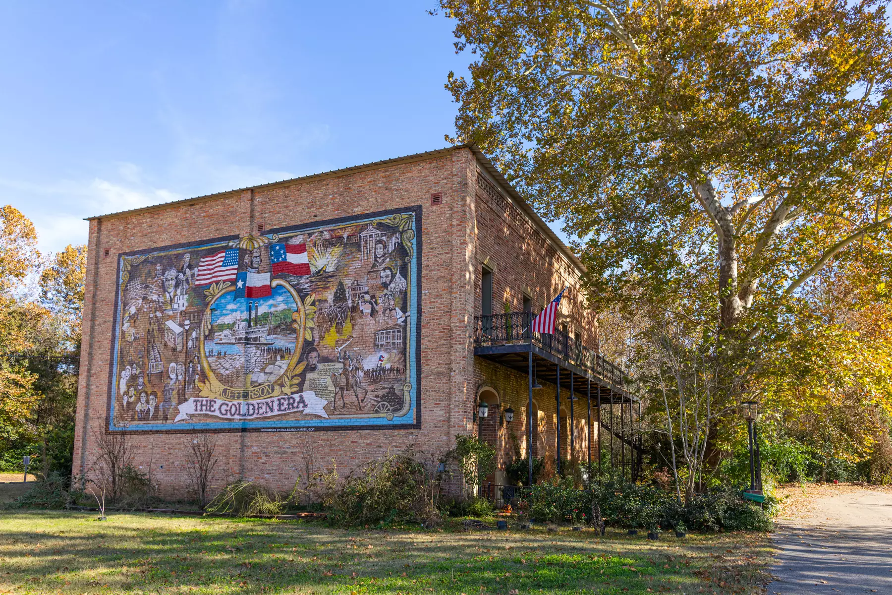 Eraikin historiko zaharra Jefferson (Texas) hirian Urrezko Garaiko mural batekin