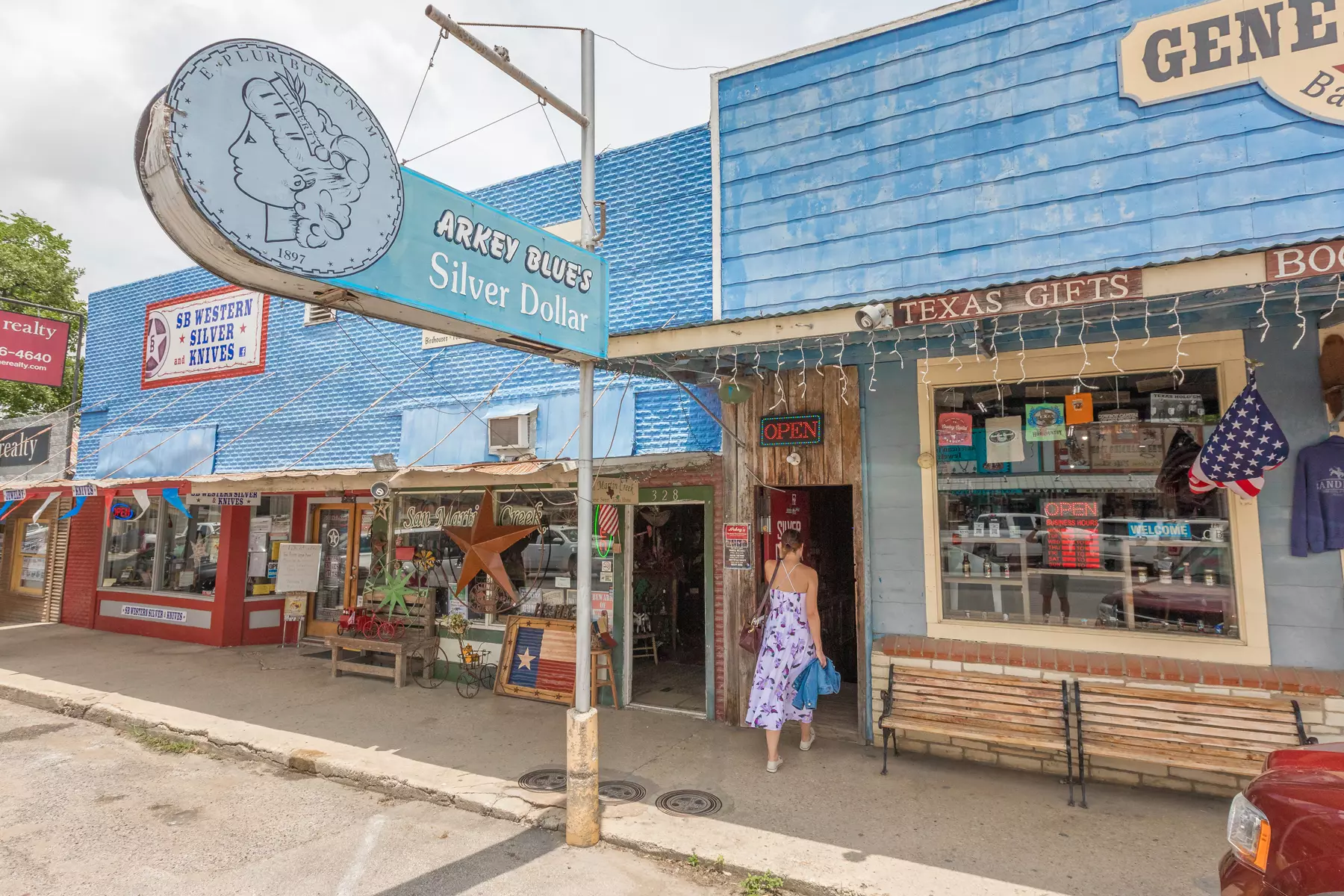 Awéwé leumpang ka toko leutik di Bandera, Texas