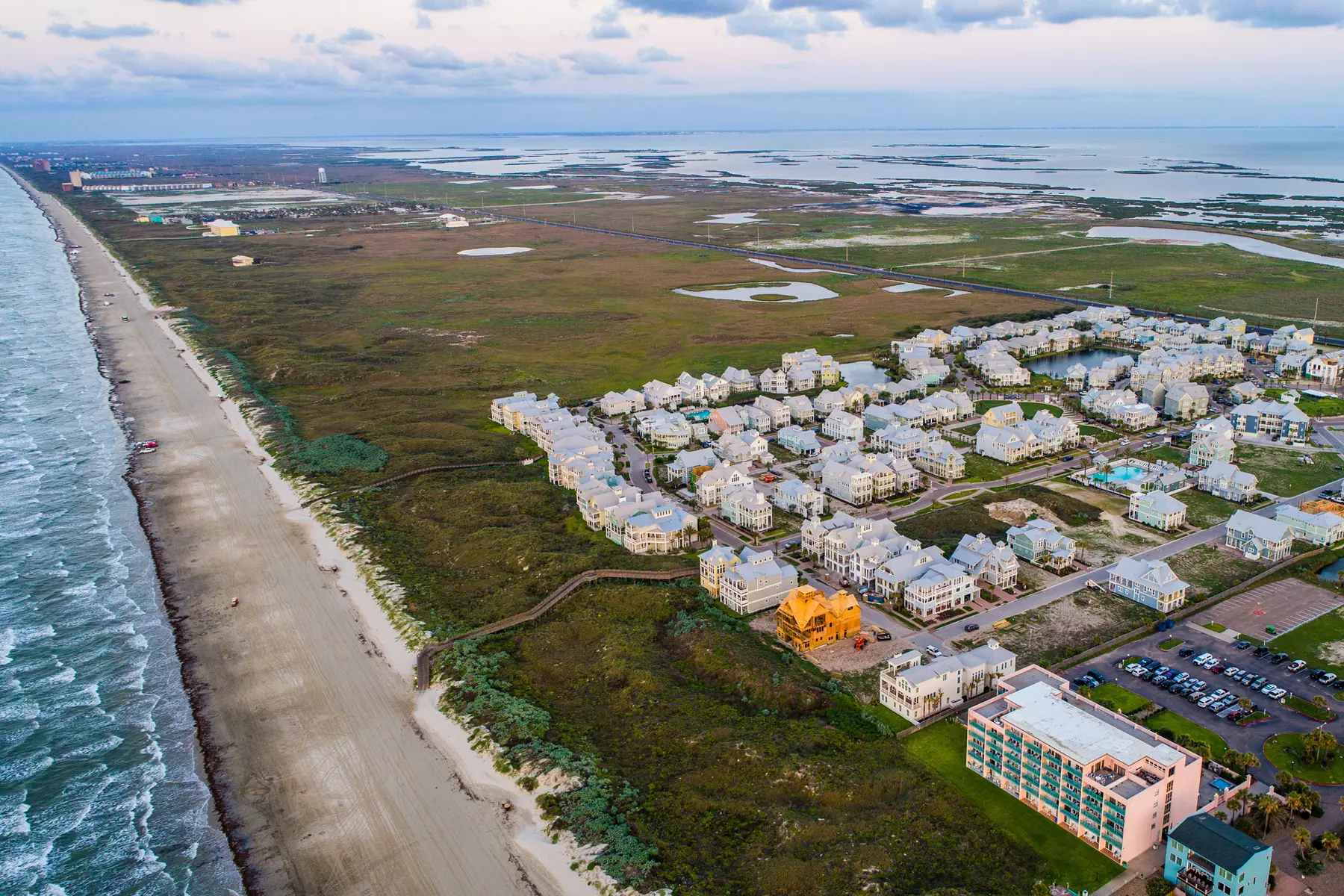 Magasan a Port Aransas feletti lakások és ingatlanfejlesztés a Padre-sziget partvonalán