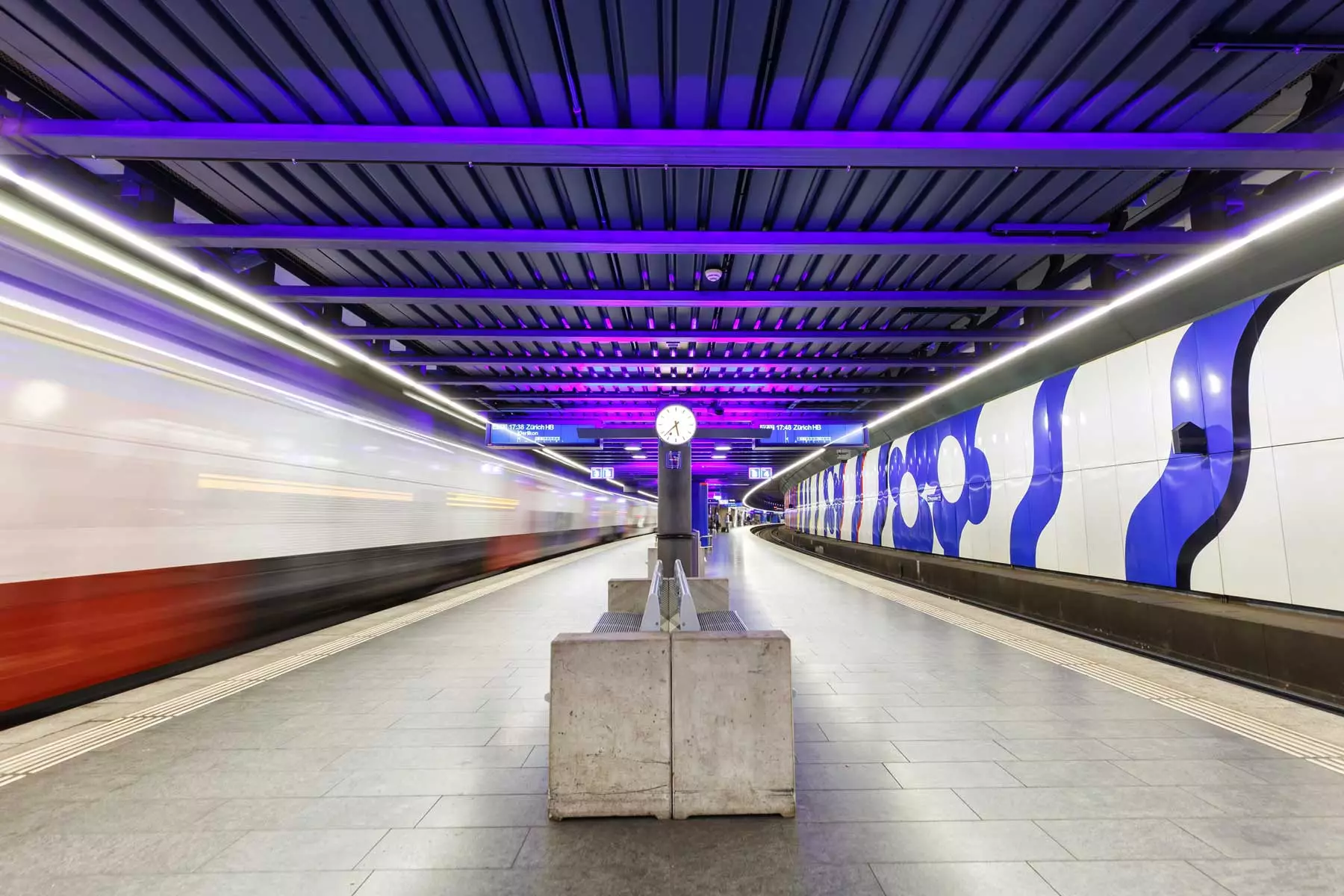 Tren SBB a l'estació de tren de l'aeroport de Zuric a Suïssa.