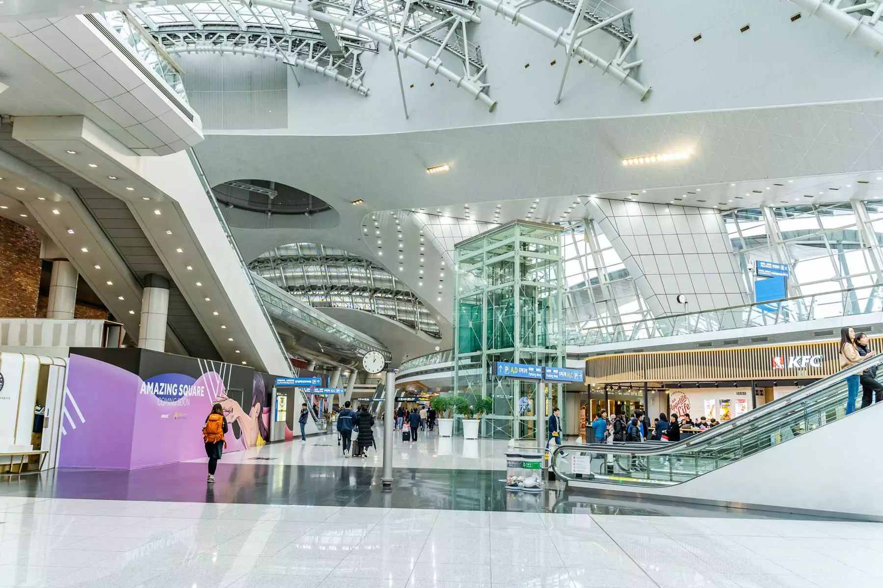 Orang-orang transit di Bandara Internasional Incheon, Korea Selatan