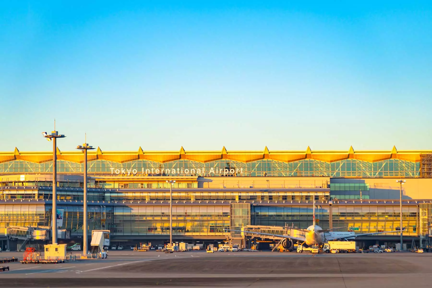 Güneş doğarken Tokyo Haneda Uluslararası Havaalanı