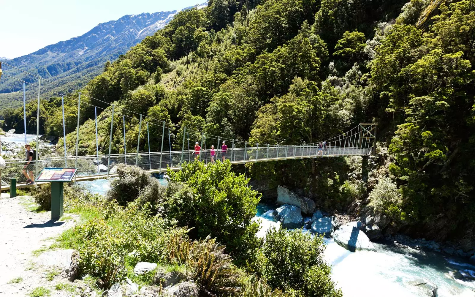 Un pont tournant sur le chemin du glacier Rob Roy, au-dessus du lac Wanaka.