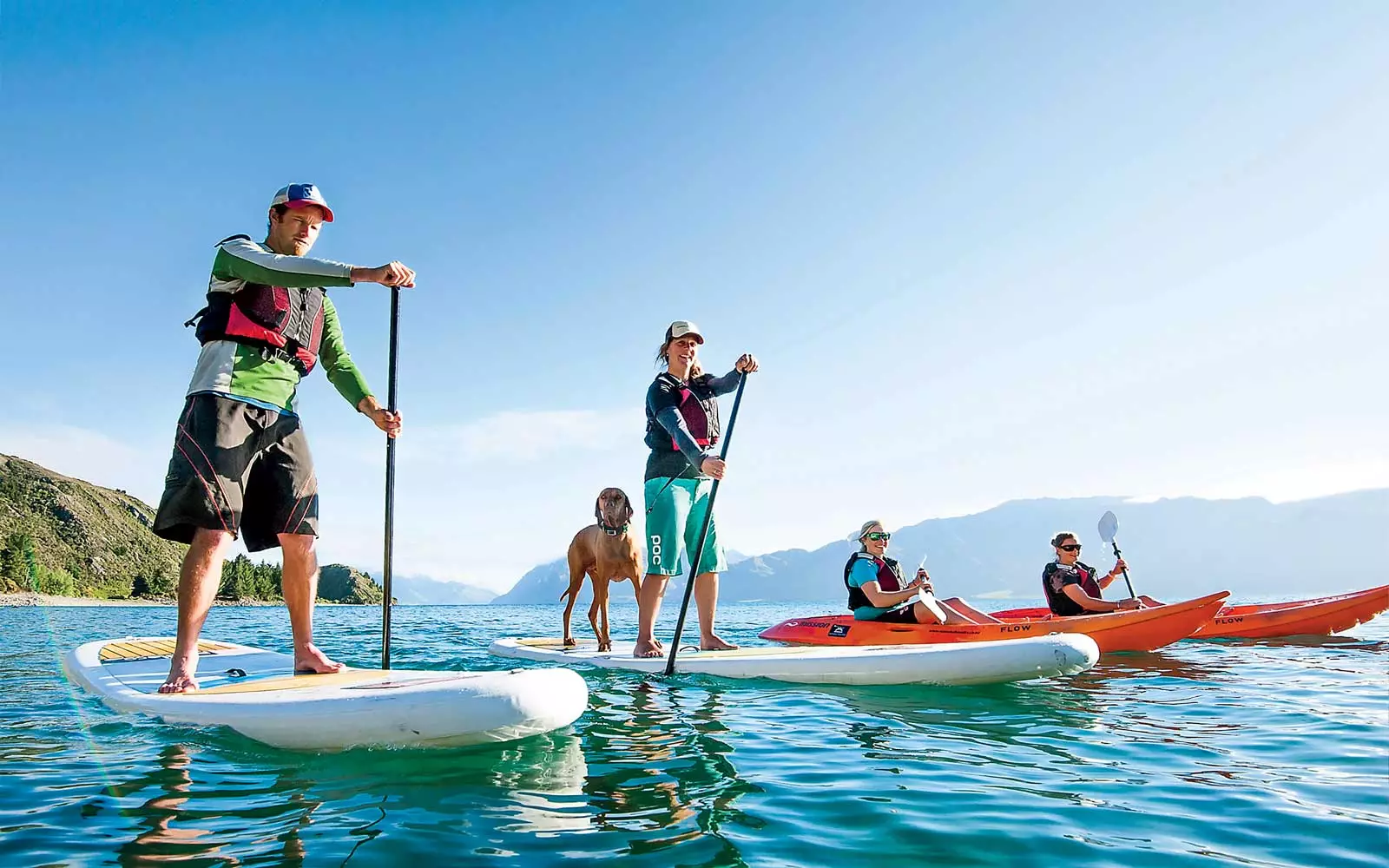 Paddleboarding lori Lake Wanaka, Ilu Niu silandii