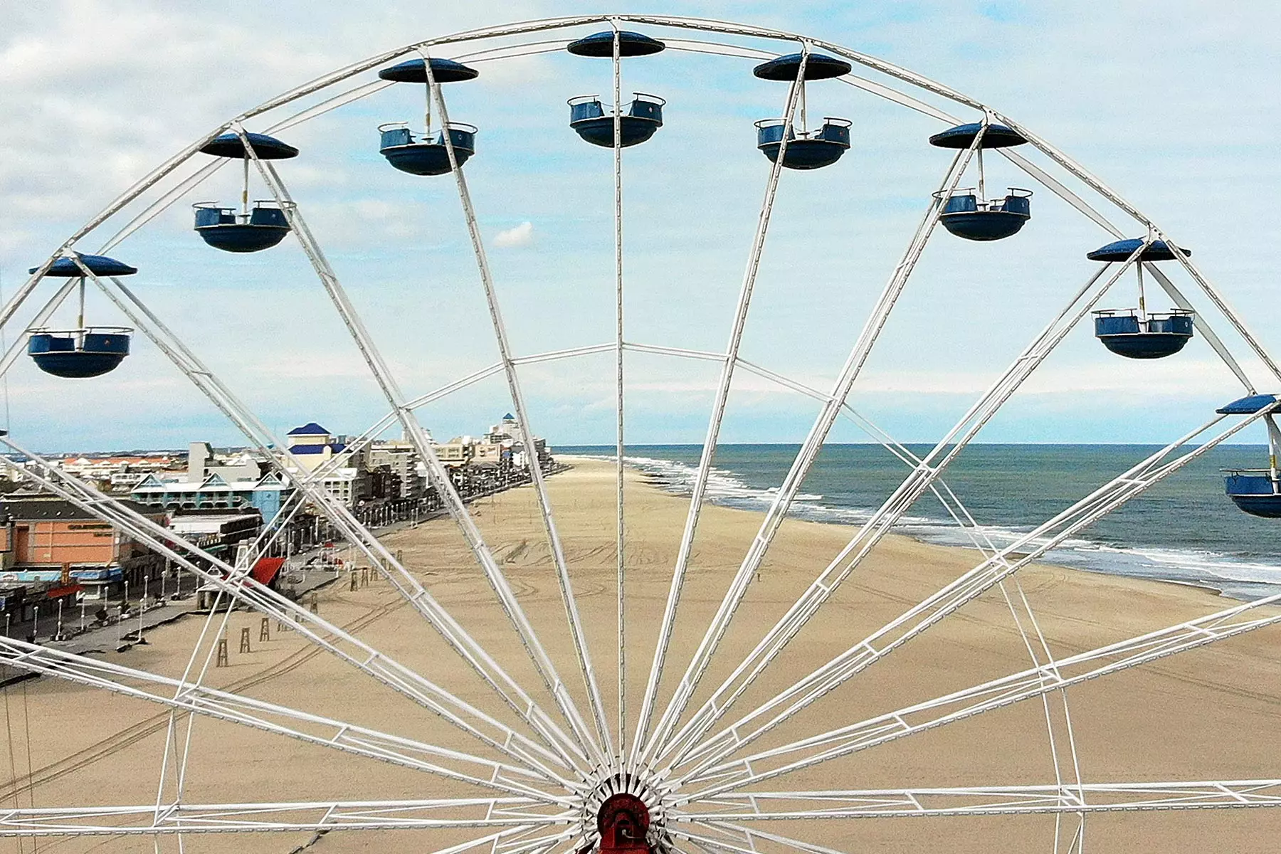 Het strand door het reuzenrad in Ocean City, Maryland