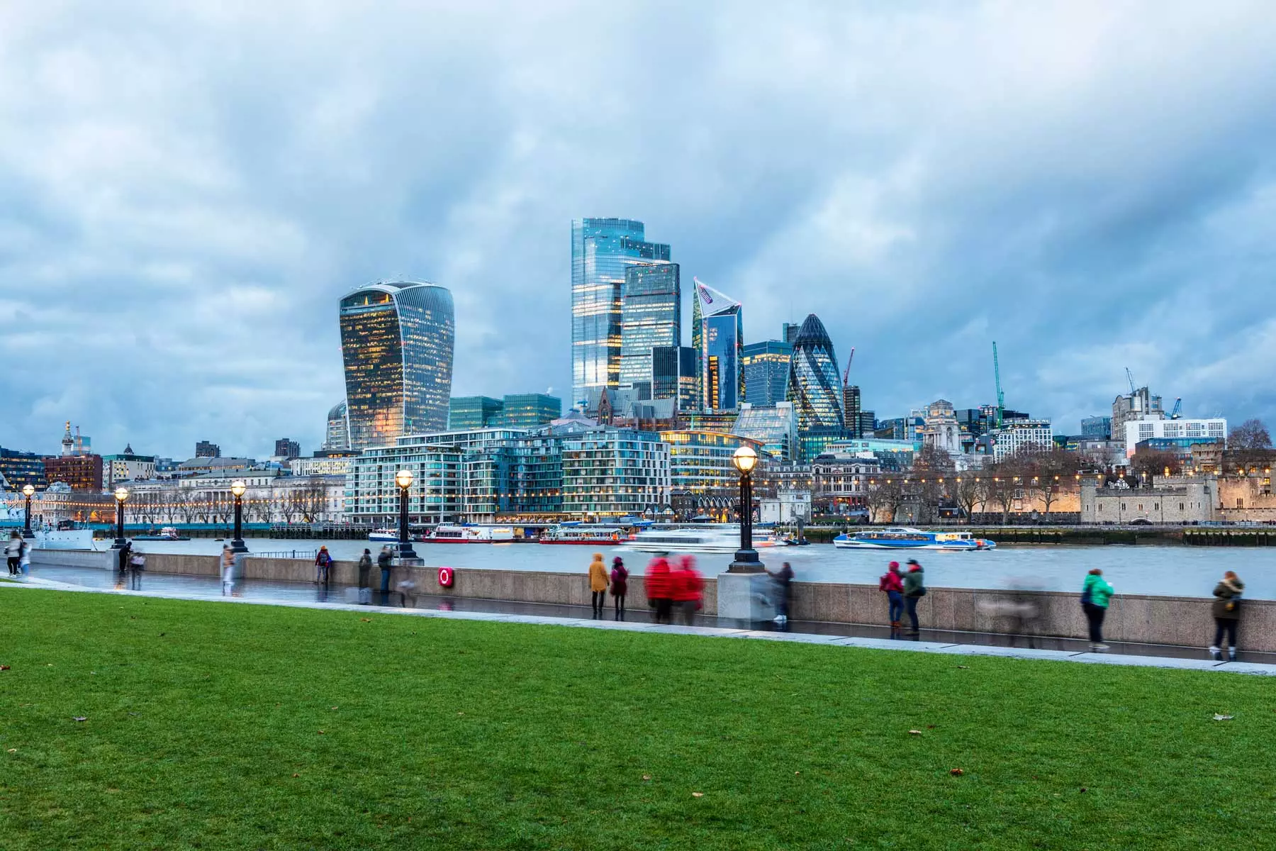 Mavi saat boyunca Londra şehrinin finans bölgesi manzarası