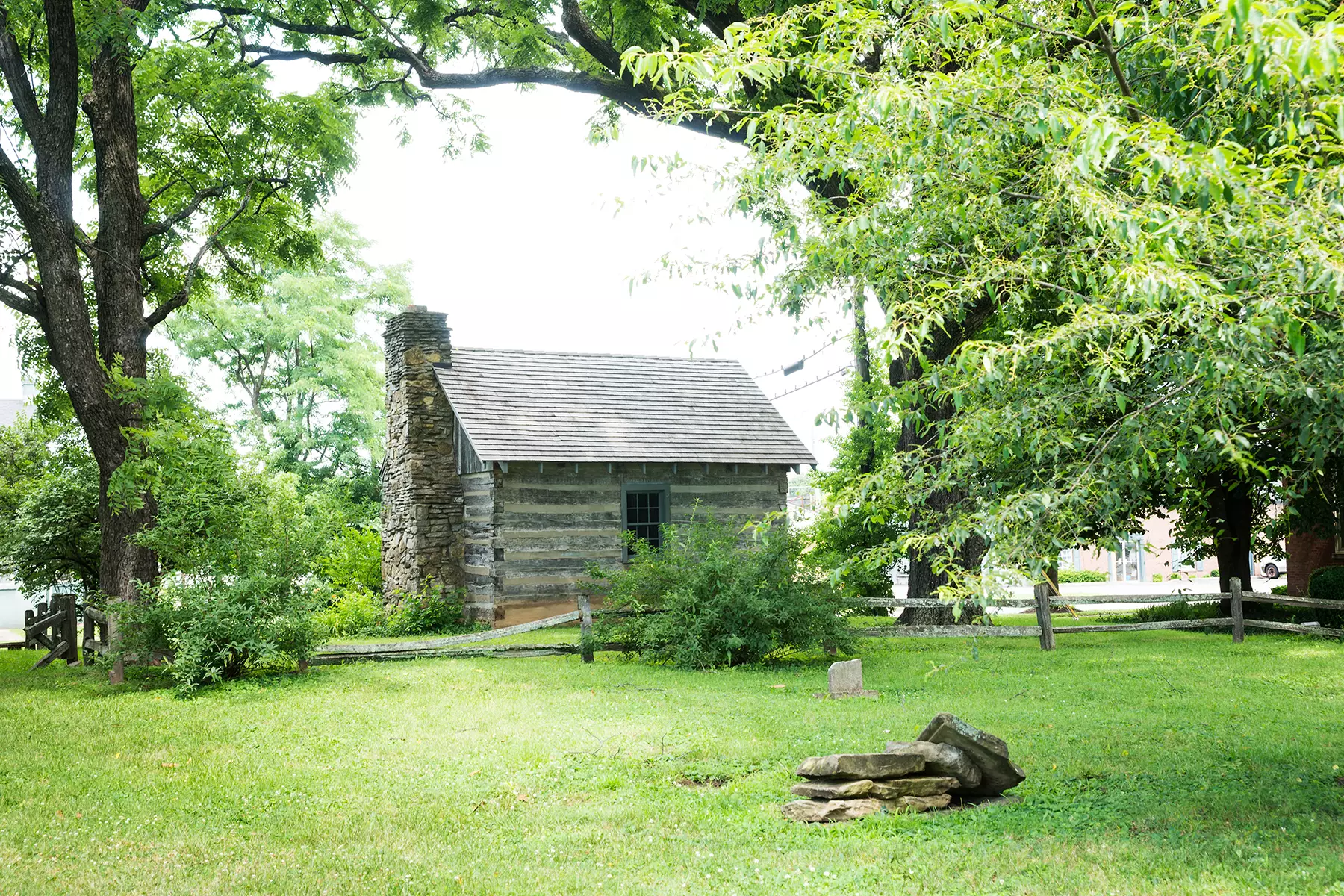 Alte Blockhütte Schulhaus im historischen Bardstown, KY, USA