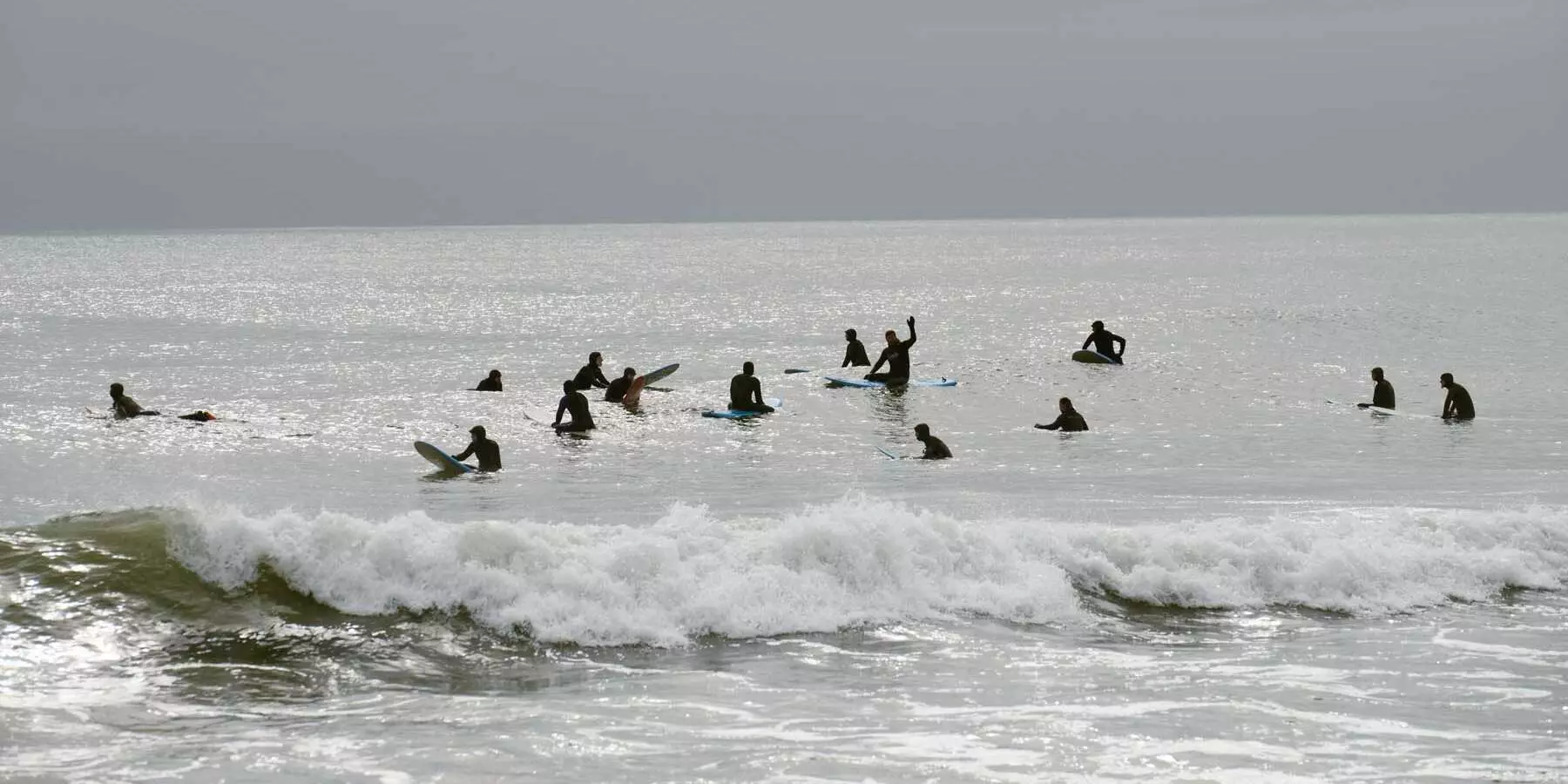 Berselancar Musim Dingin di Pantai Rockaway, New York