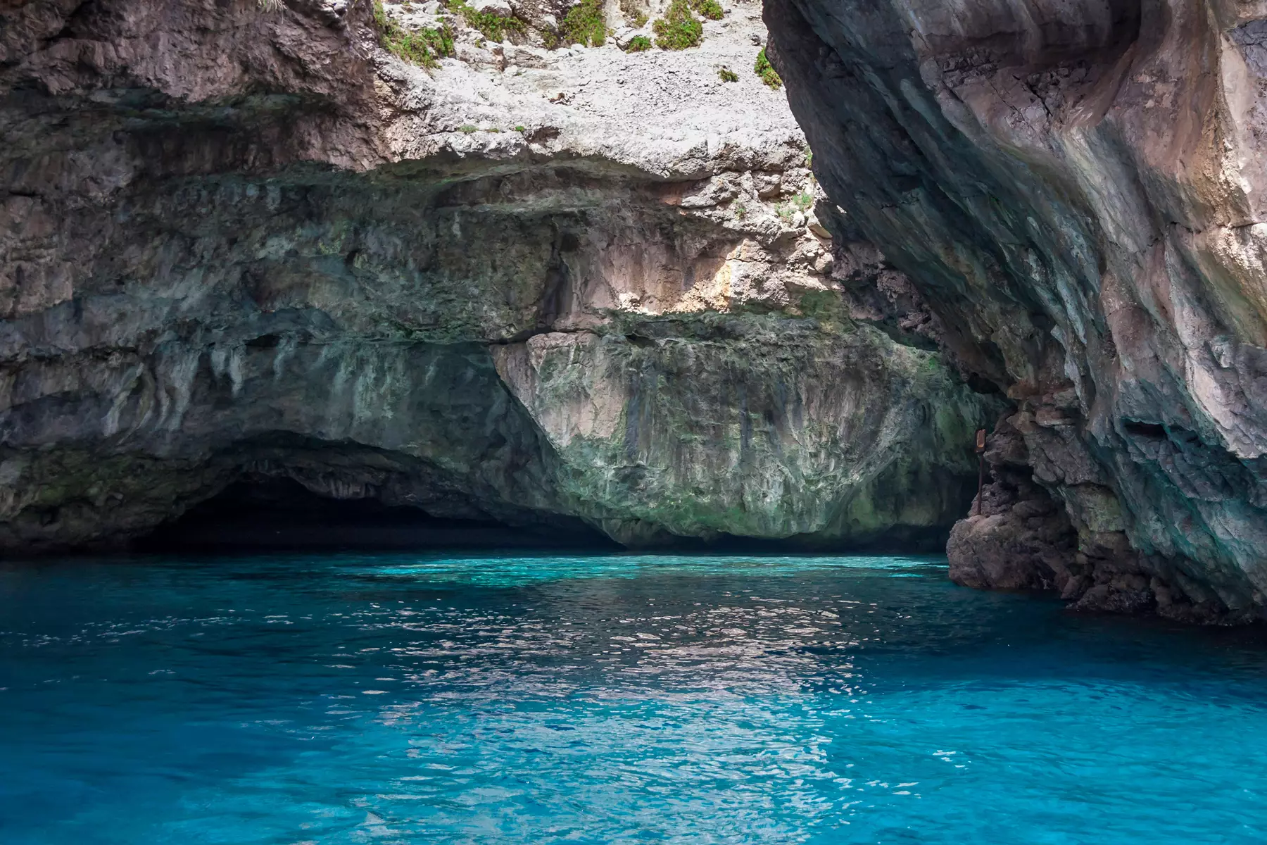 Una delle tante grotte sul mare intorno all'isola di Marettimo, in Sicilia