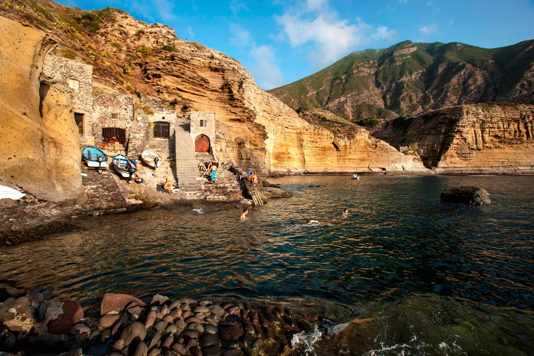 Плажа Полара, карпа од туф, гаражни рибарски чамци, остров Салина, Еолиски острови, Сицилија, Италија, Европа.