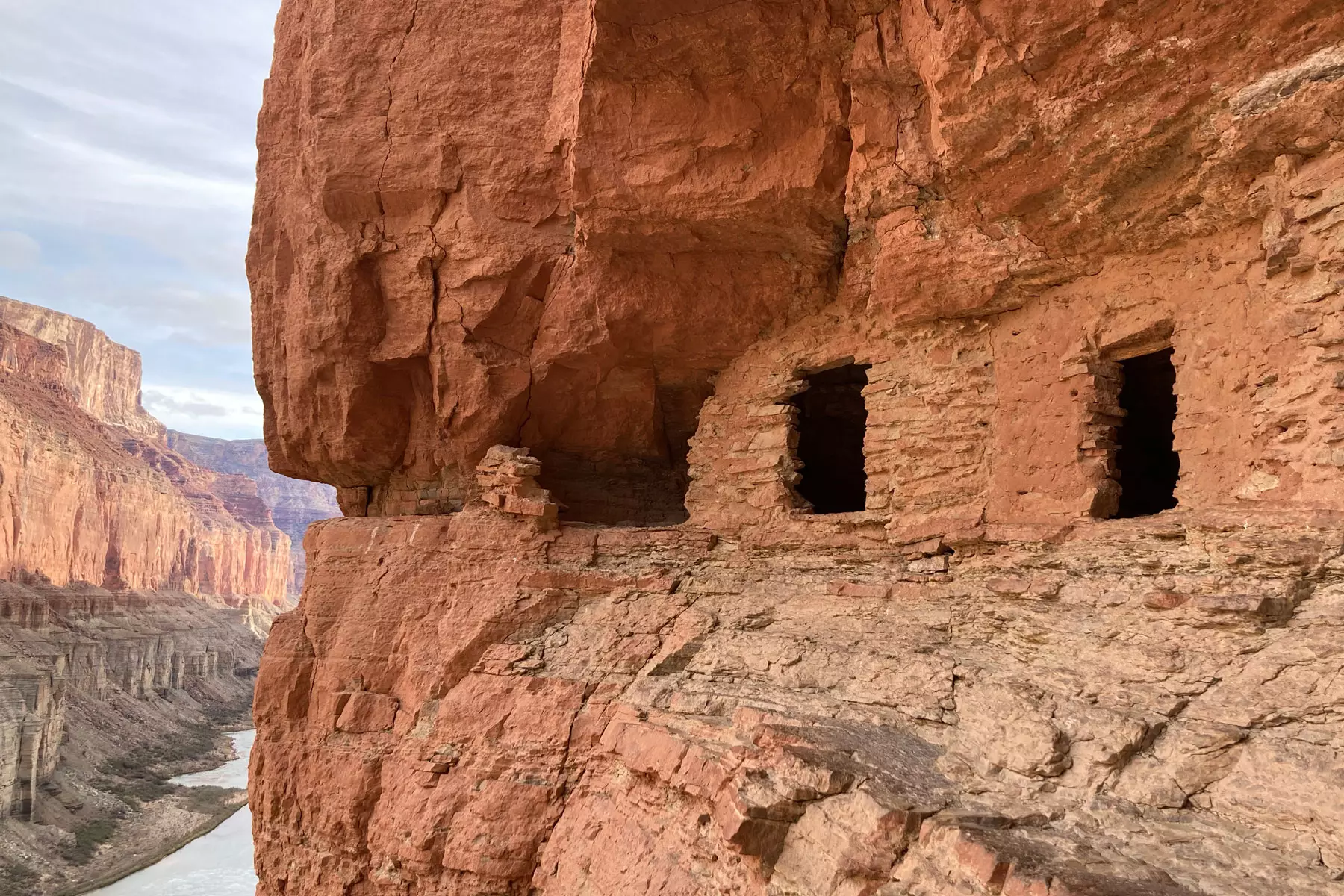 Flodforsränning genom Grand Canyon under vintern