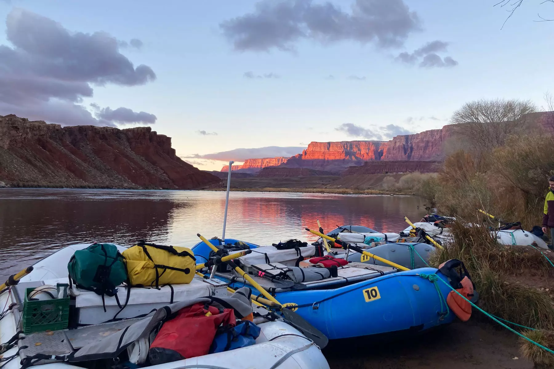 Walungan arung jeram ngaliwatan Grand Canyon salila Winter