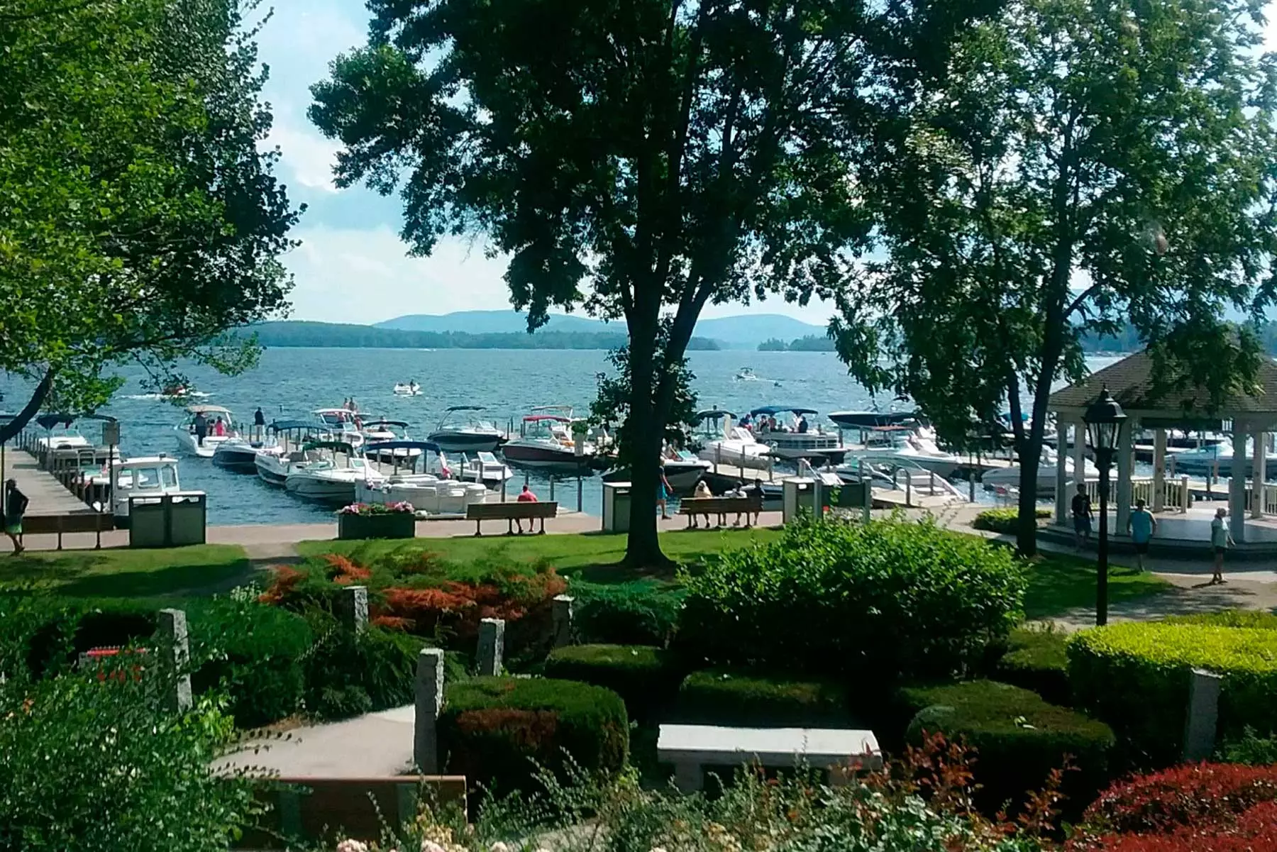 \Wolfeboro, park New Hampshire u přístavu s loděmi a stromy