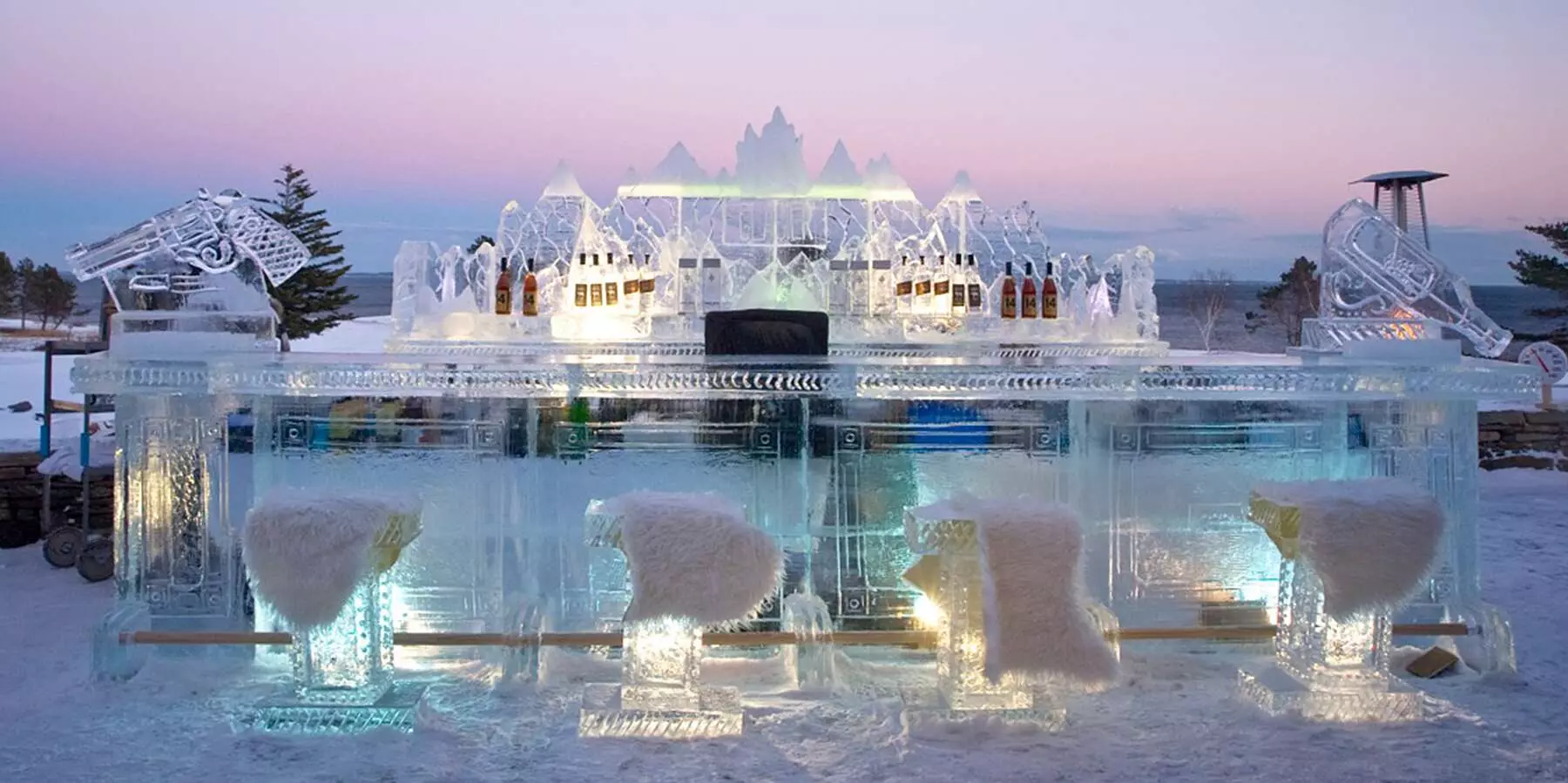 Samoset Resort dans le Maine a des igloos chauffés, un bar de glace et un bain à remous en bord de mer pour des vacances d'hiver magiques