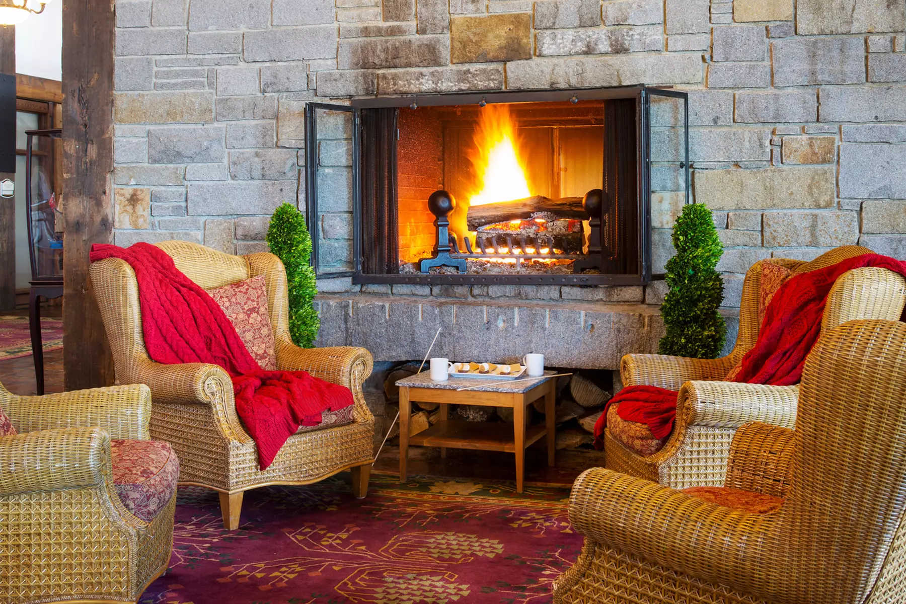 Una chimenea dentro de Samoset Resort durante el invierno