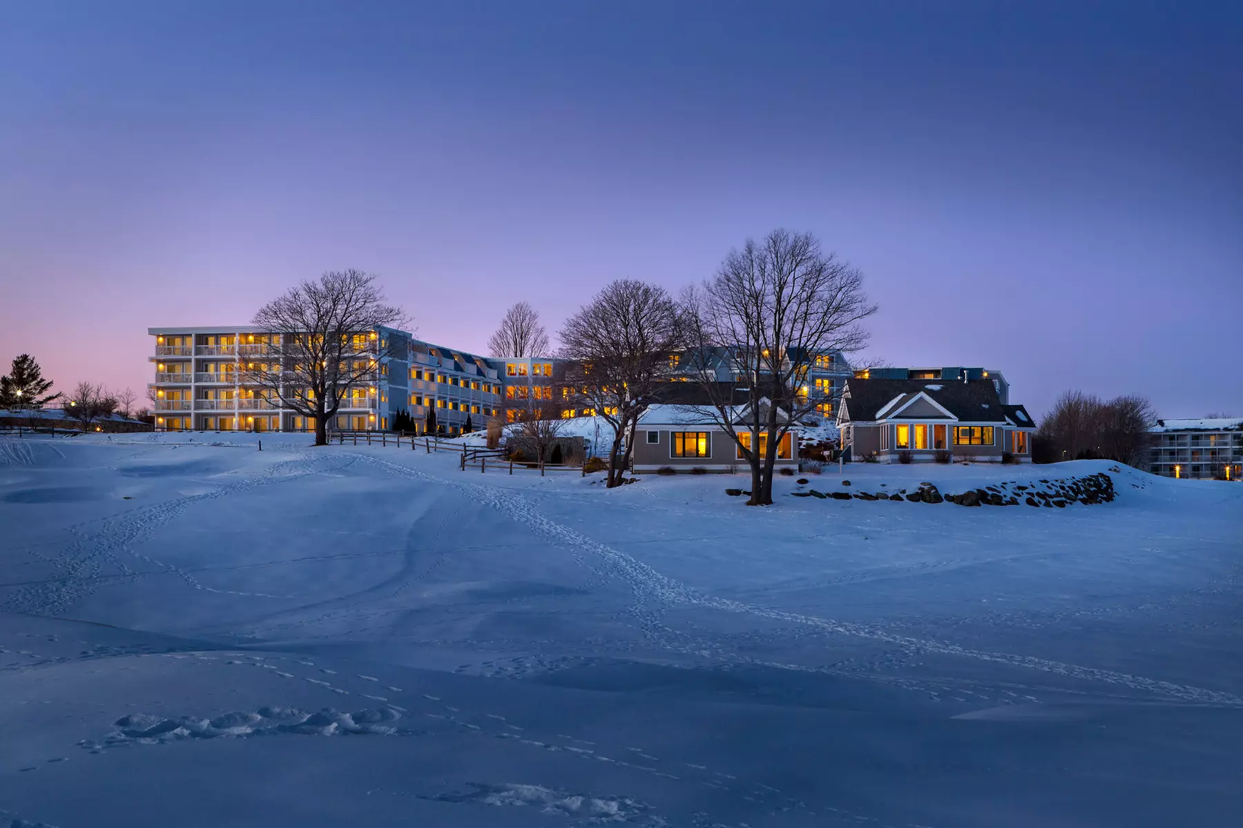 Bagian luar Samoset Resort selama musim dingin