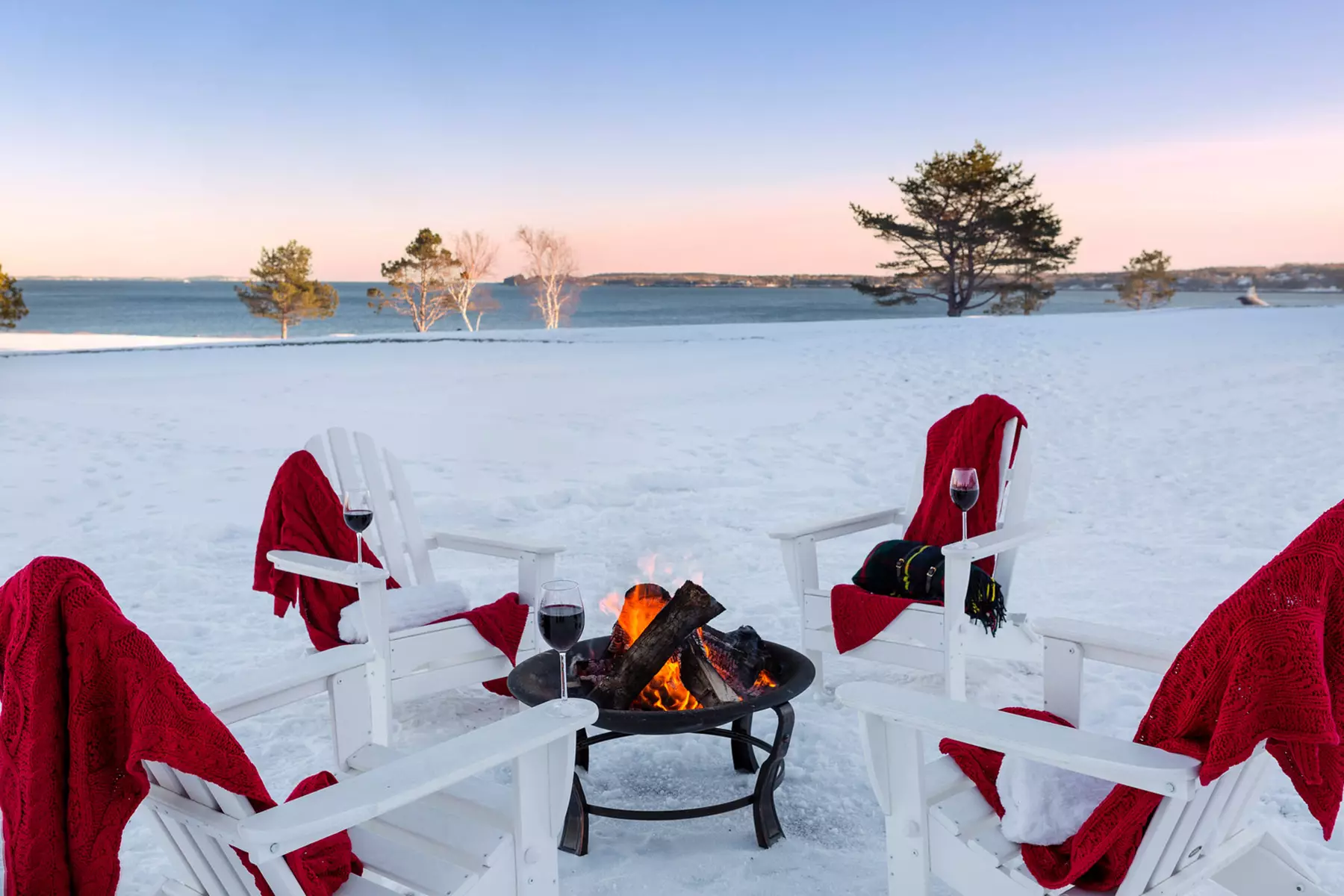 Una hoguera al aire libre en Samoset Resort durante el invierno