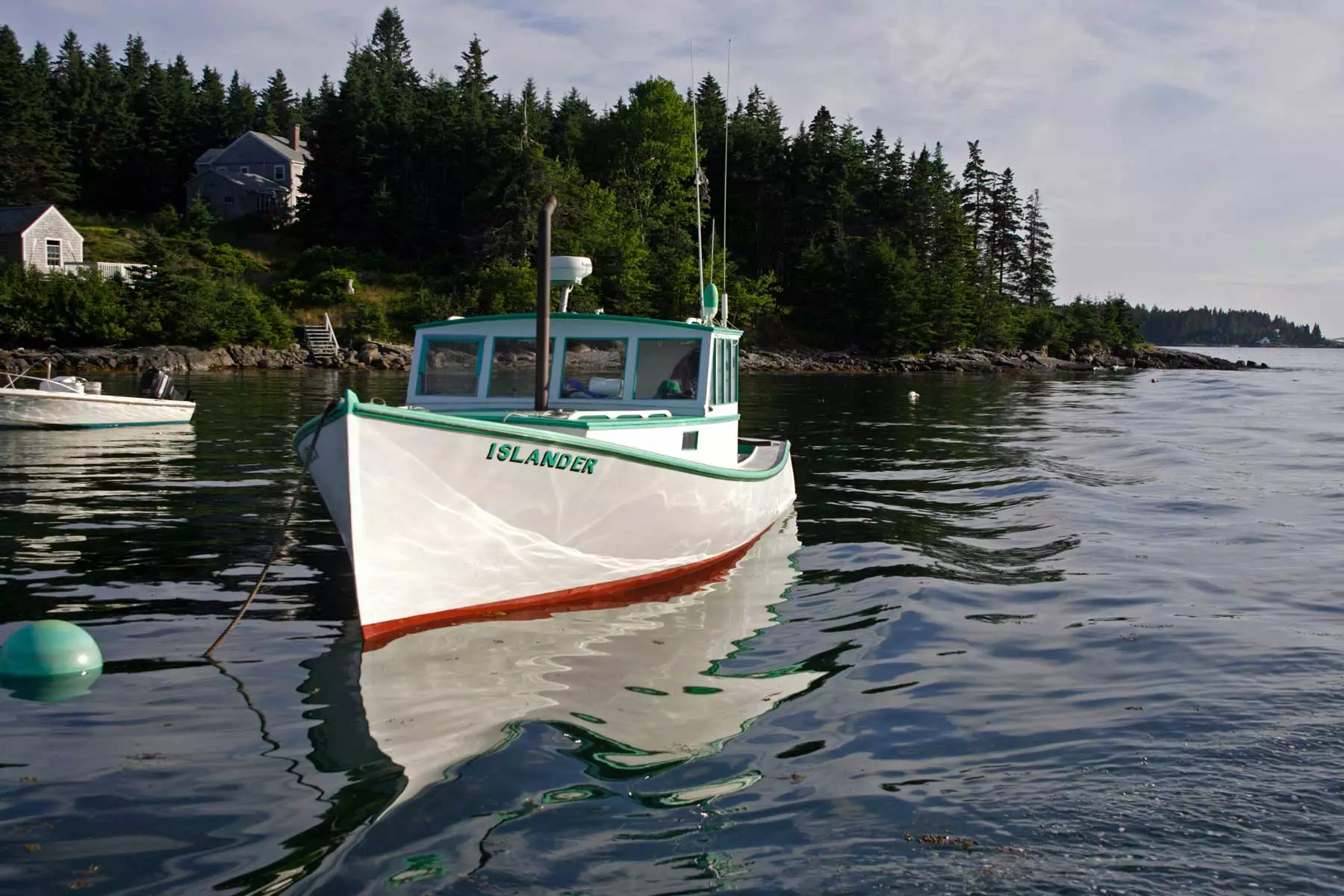 Barco langosta fondeado na costa de Isle de Haut, Maine