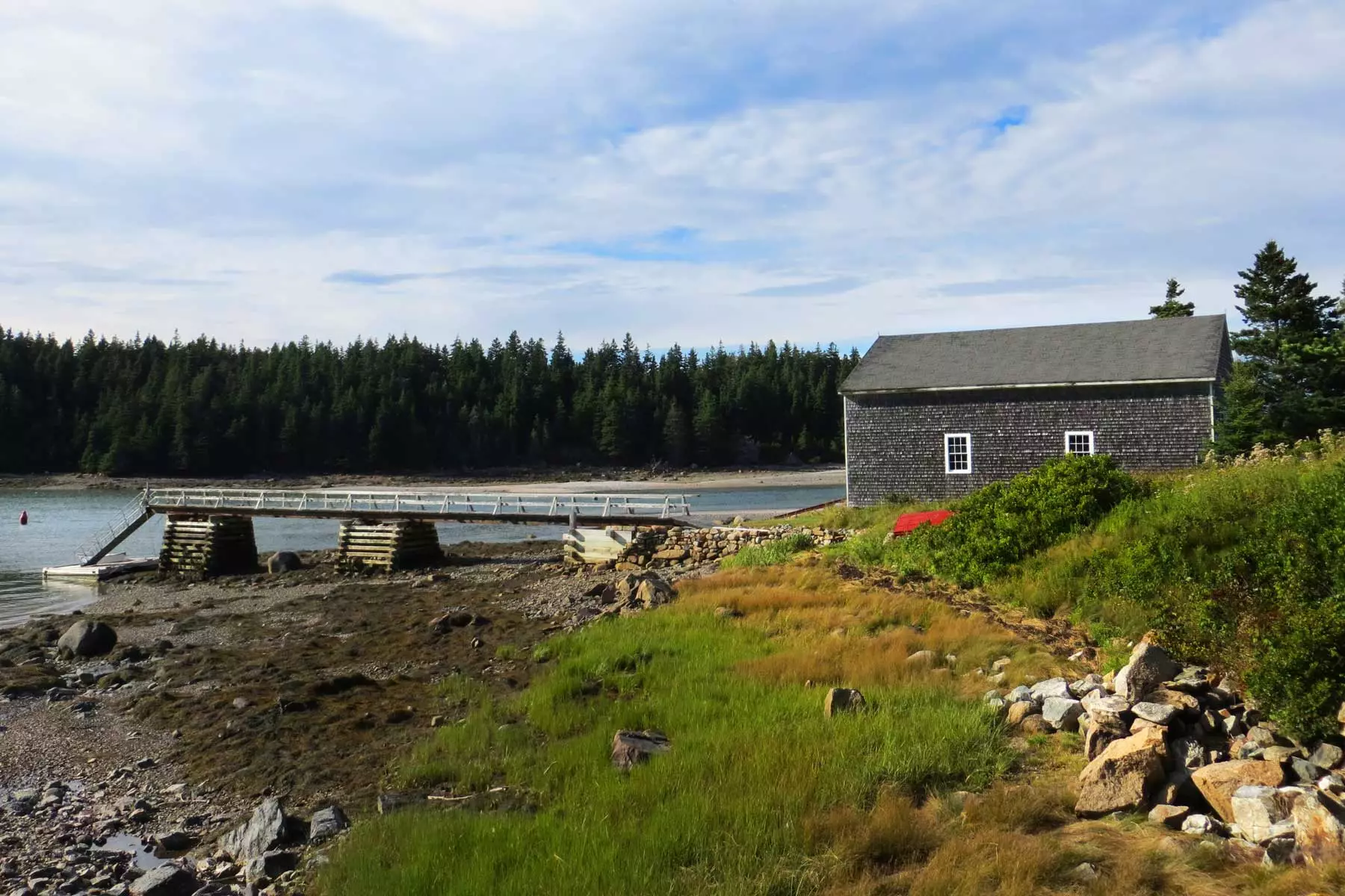 Maine இல் உள்ள Isle au Haut, Schooner Lewis R. Penobcot Bay ஐச் சுற்றி பிரஞ்சு பயணத்தின் போது பயணிகள் பார்வையிடக்கூடிய தீவுகளில் ஒன்றாகும்.