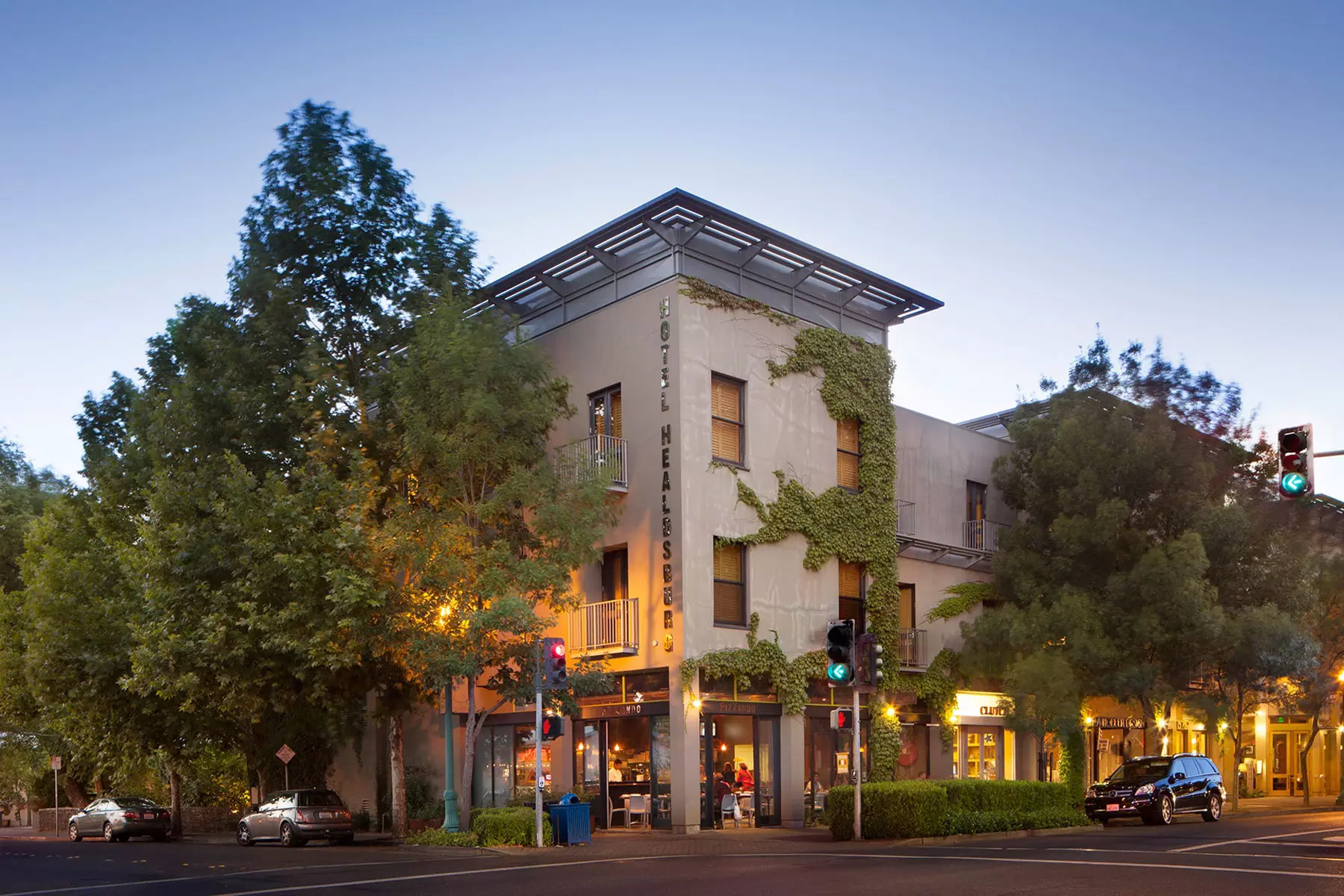 Sab nrauv saib yav tsaus ntuj ntawm Hotel Healdsburg