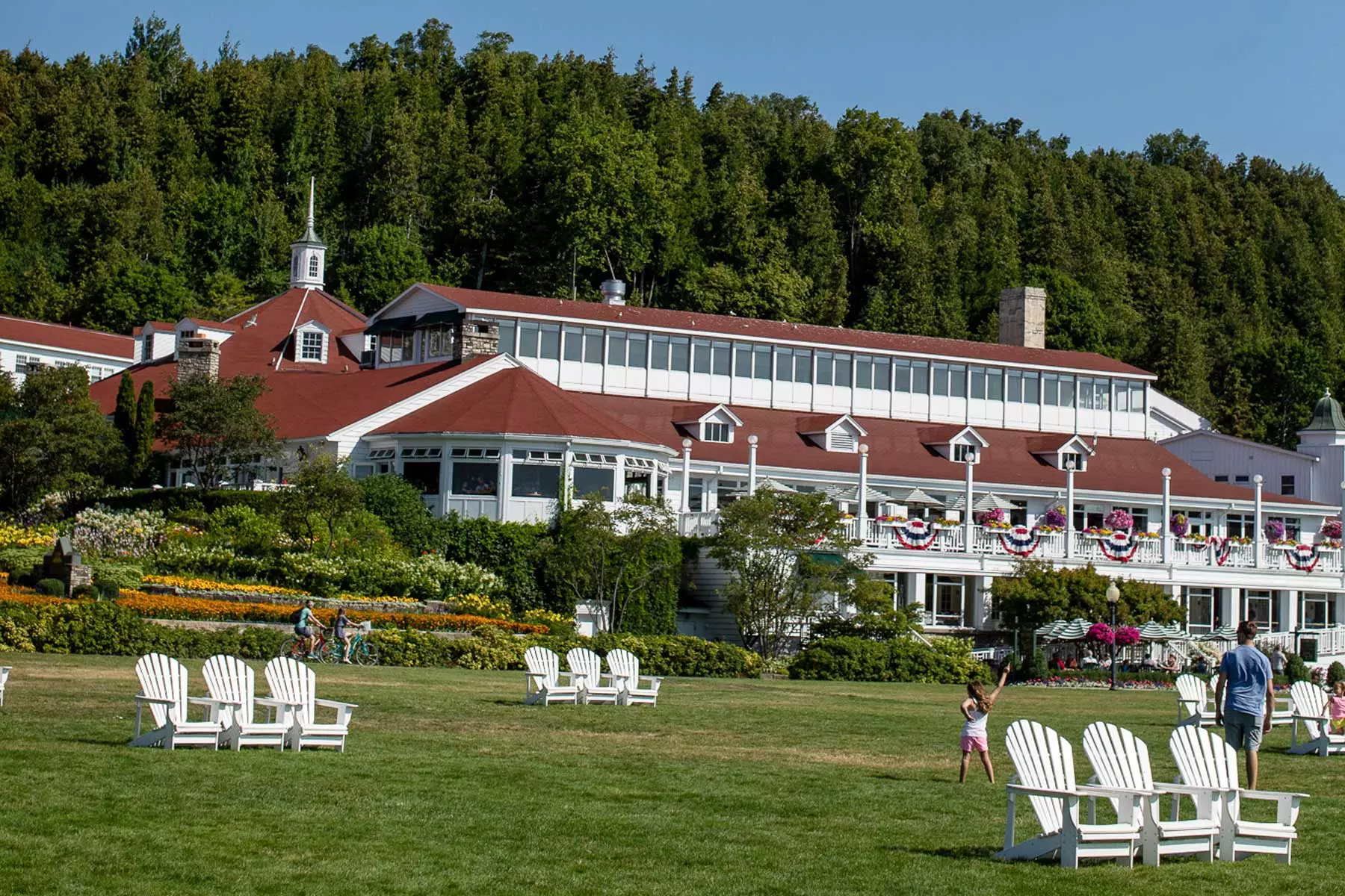 Litšoantšo tse tsoang Sehlekehlekeng sa Mackinac: bokantle ba Mission Point Resort