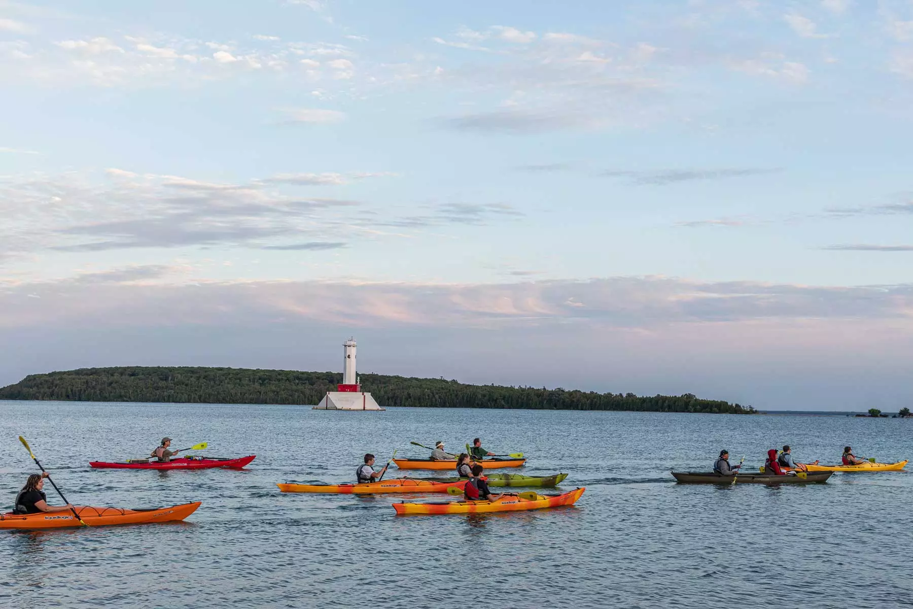 Ainas no Mackinac salas: oranži kajaki ūdenī ap Apaļo salu