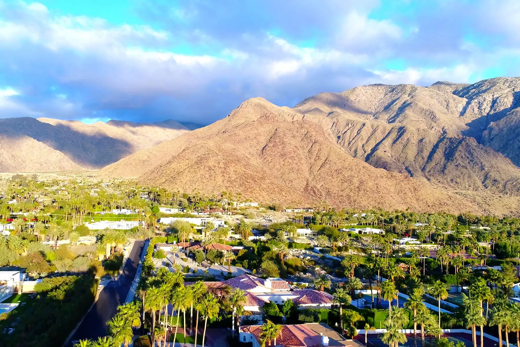 Unha vista aérea de Palm Spring coas montañas ao fondo