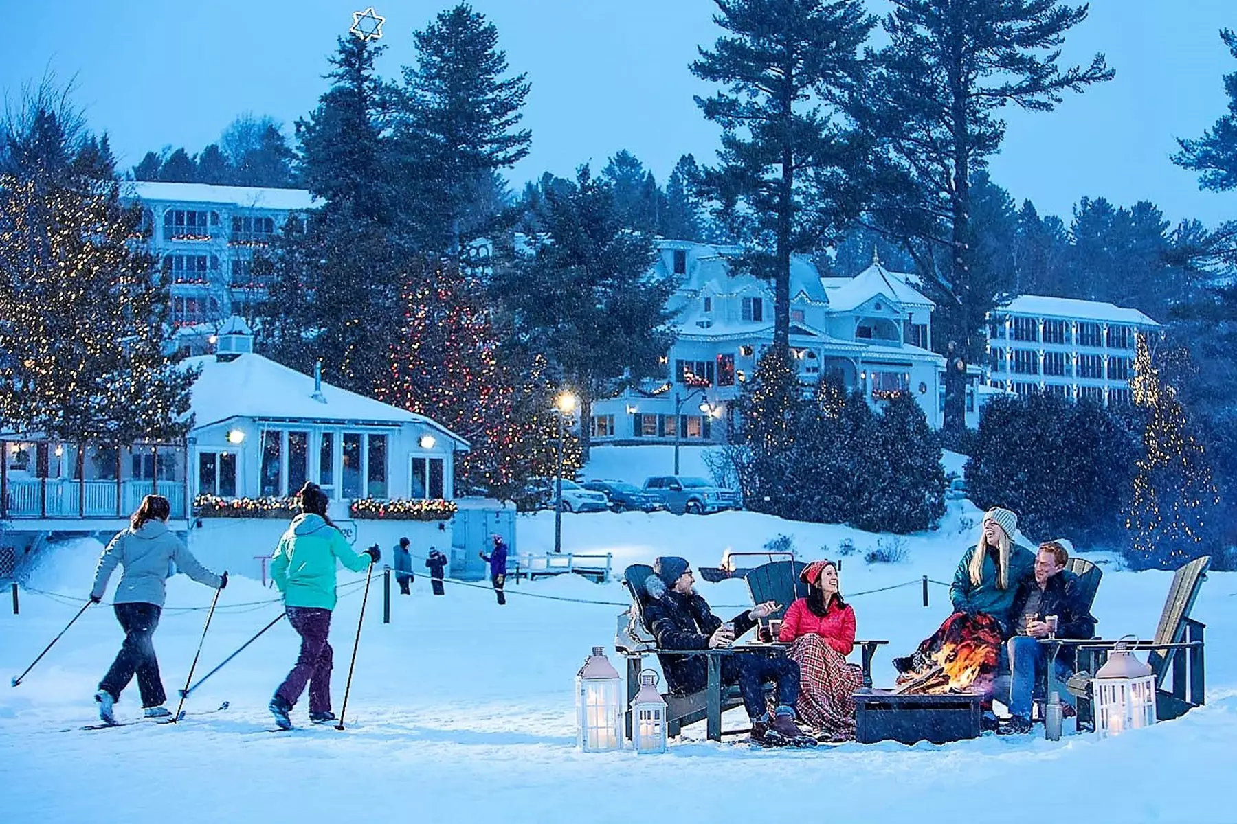 „Mirror Lake Inn Resort and Spa“ slidininkai ir žmonės aplink laužą