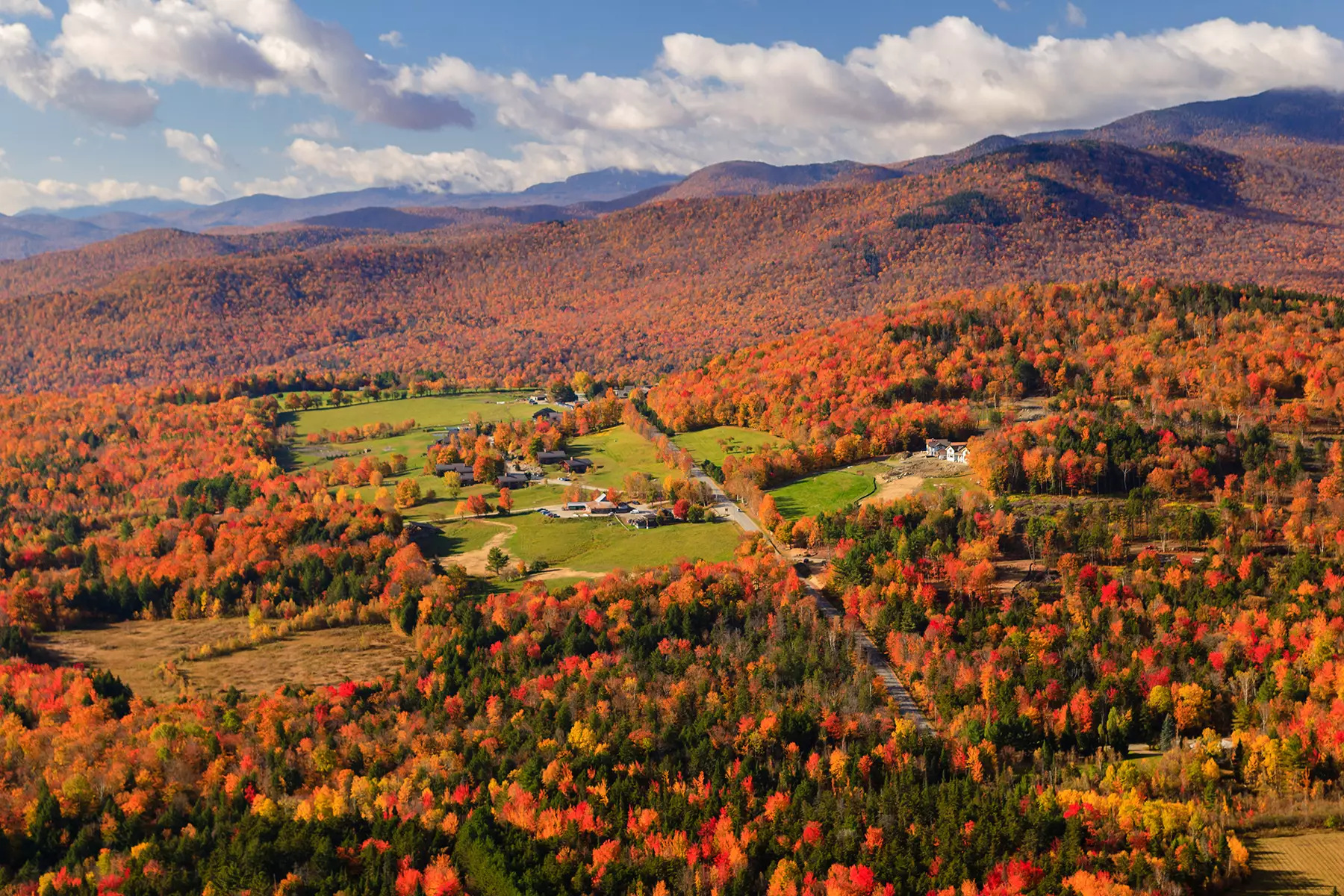 Veduta aerea del fogliame autunnale a Stowe, Vermont