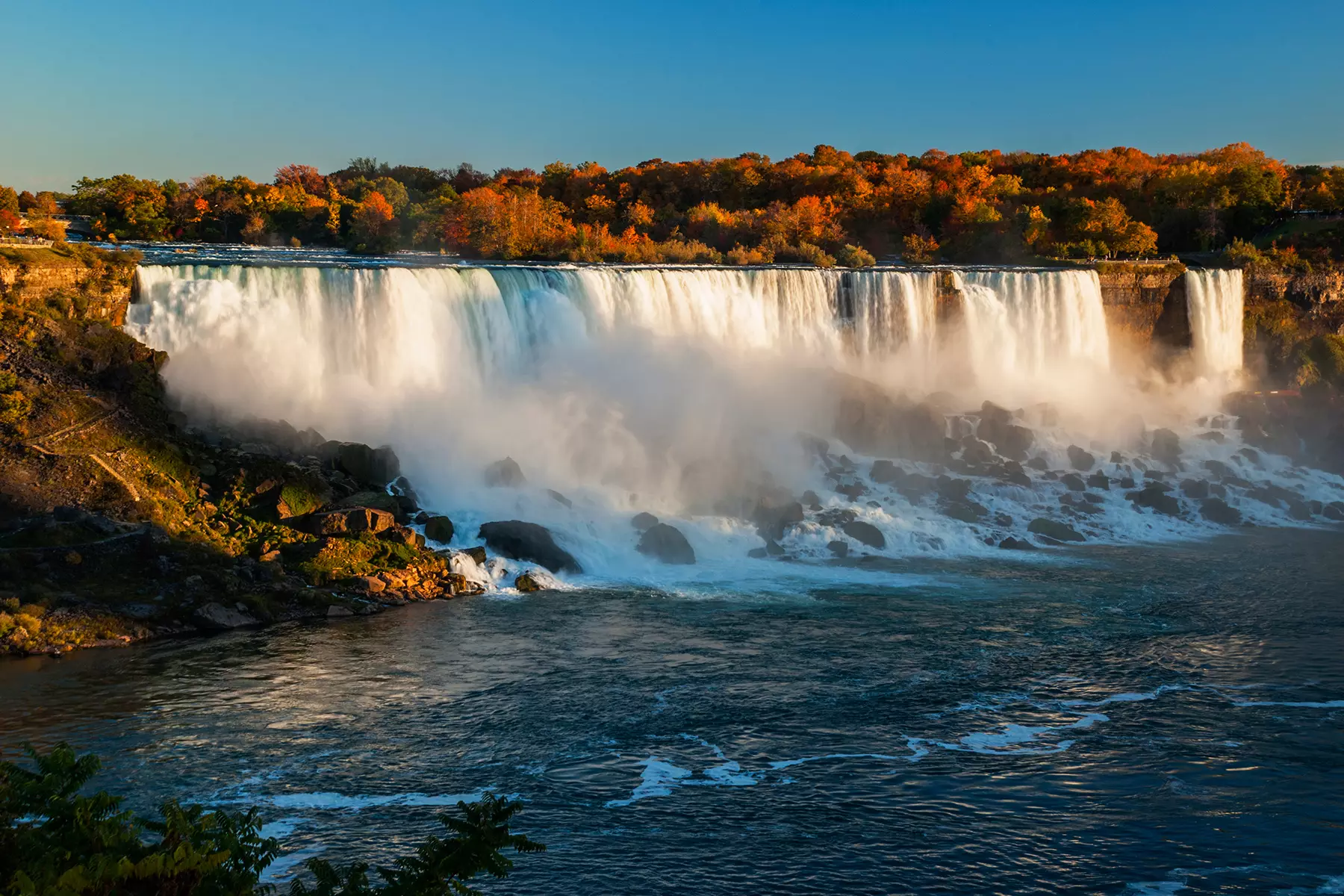 I-Niagara Falls ngo-Autumn ngokuhlwa