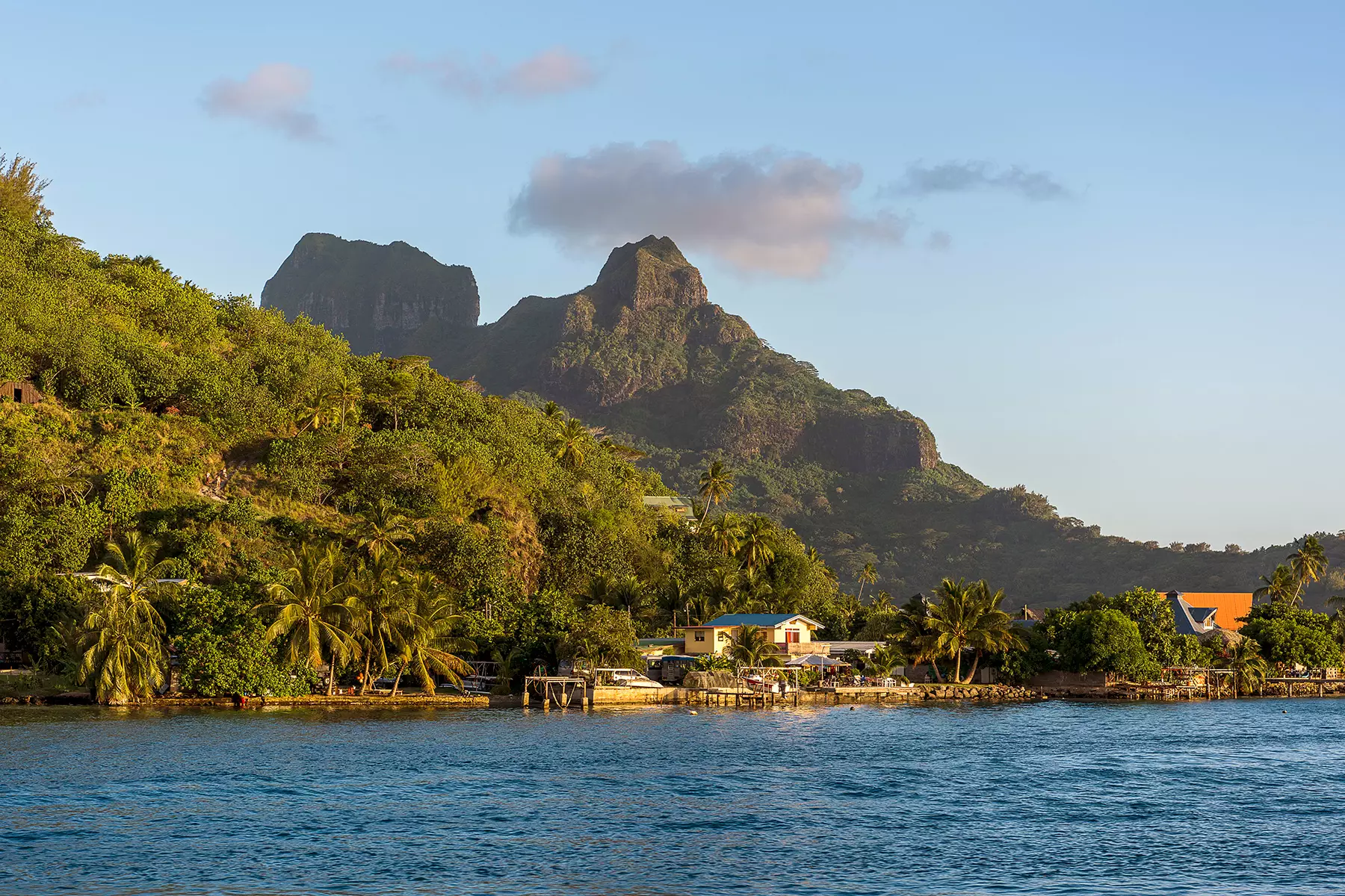 Pemukiman ing laguna ing gunung berapi Mont Otemanu, Faanui, Bora Bora, Polinesia Prancis